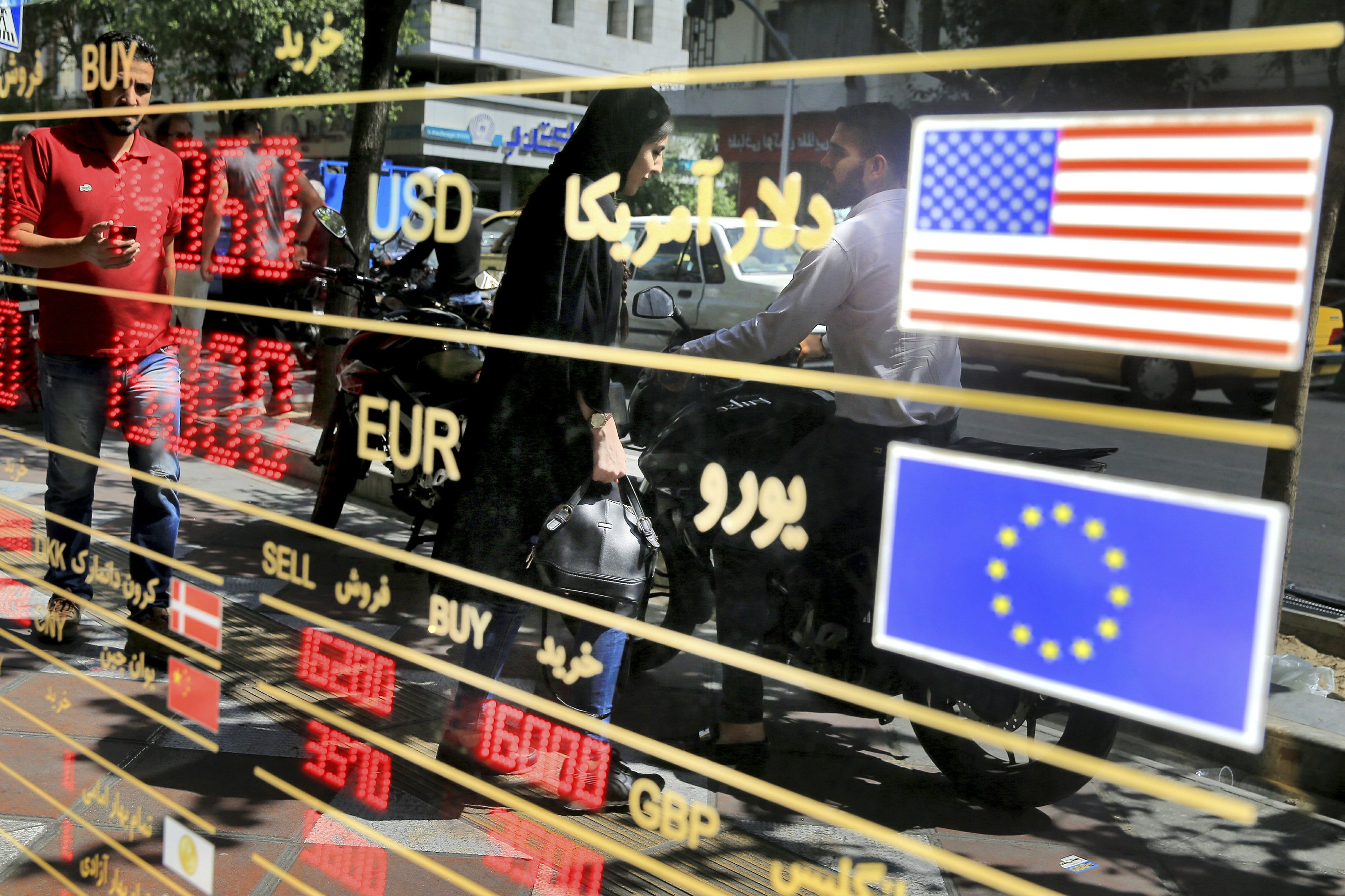 Sanciones causan crisis en Irán; su moneda se devalúa | AP News