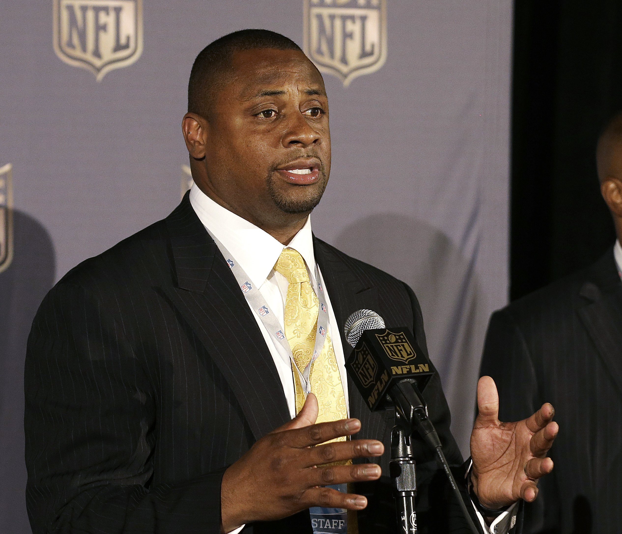 NFL Legends Community offers ex-players valuable resources | AP News