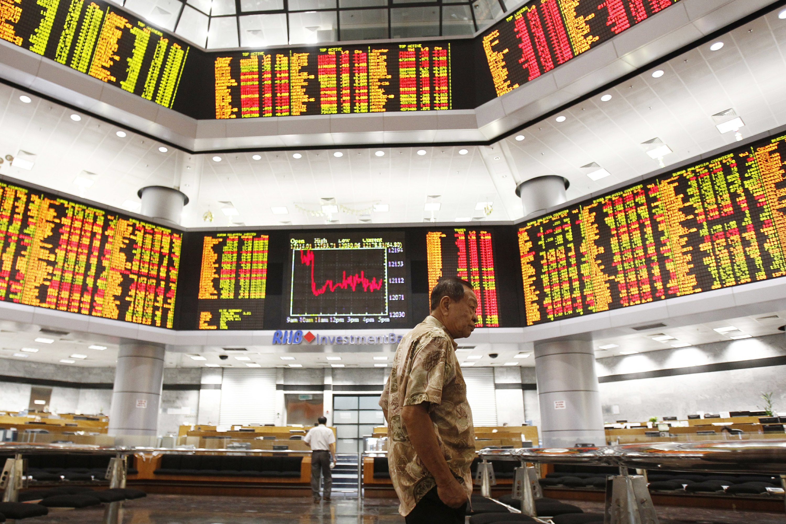 World stocks mostly rise after US-EU ceasefire on trade | AP News