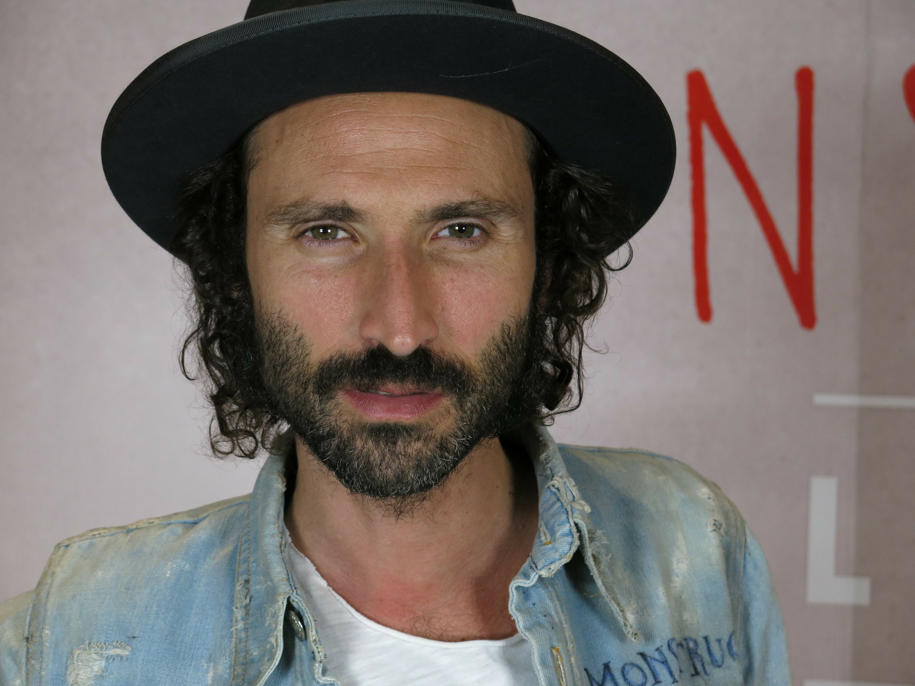 Leiva encuentra inspiración en las series y el lejano oeste | AP News
