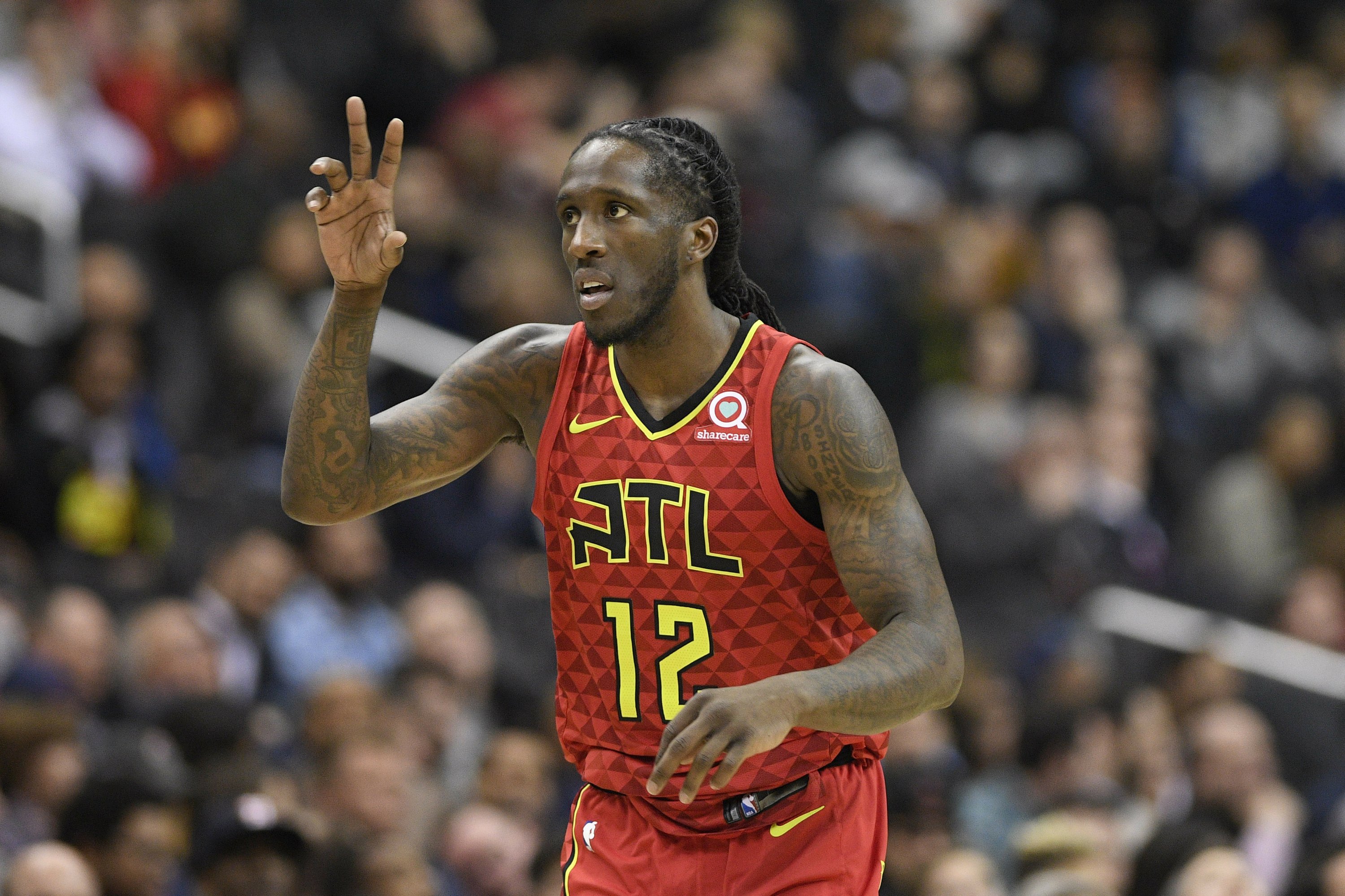 A punta de triples, Hawks vencen 137-129 a Wizards | AP News