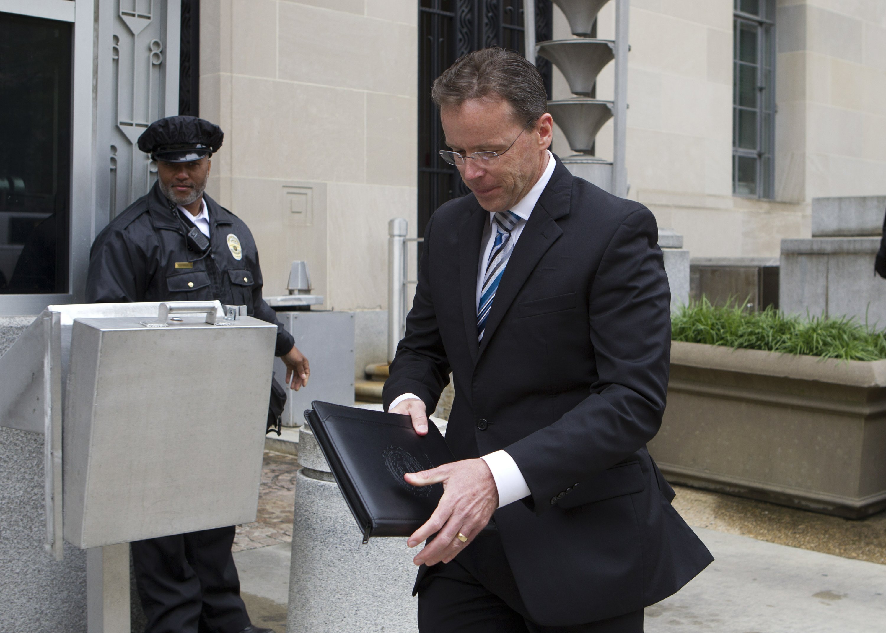 Trump considering numerous candidates for FBI director | AP News