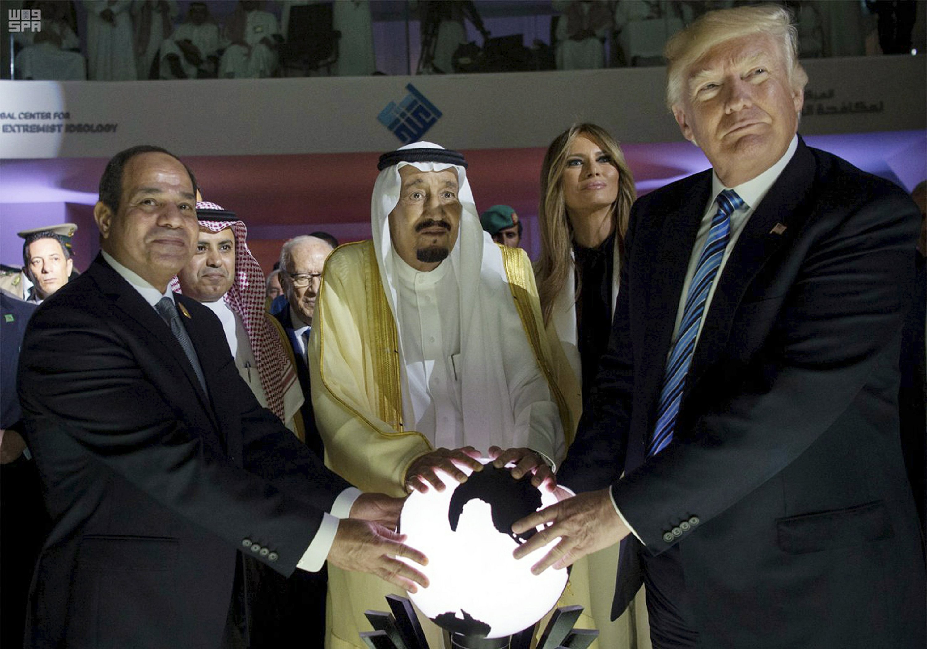 Trump emboldens friendly foreign leaders, leaves foes wary | AP News