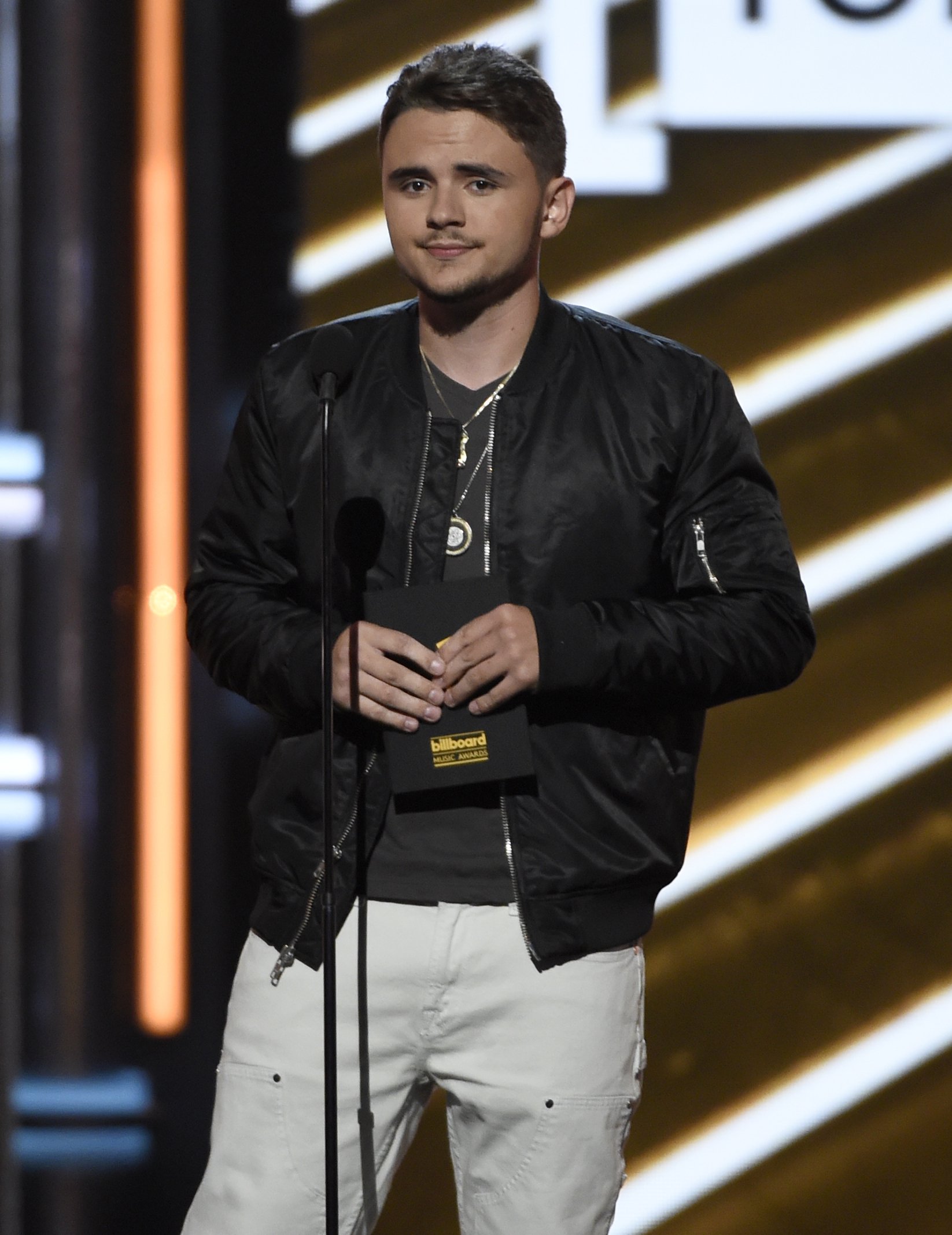 Hello! Drake breaks Adele's record at Billboard Music Awards | AP News