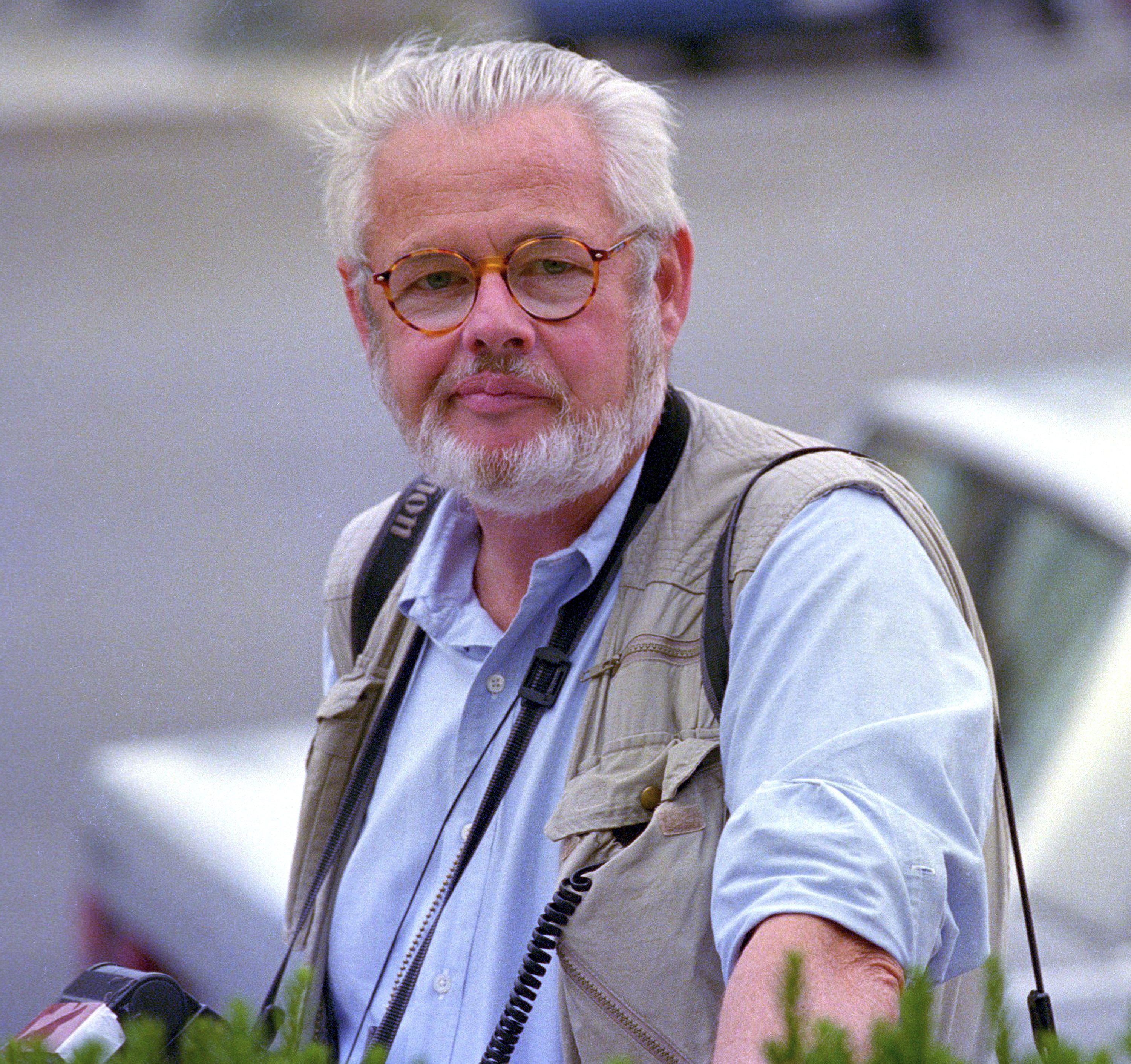 Pulitzer Prize-winning photographer dies at 79 | AP News