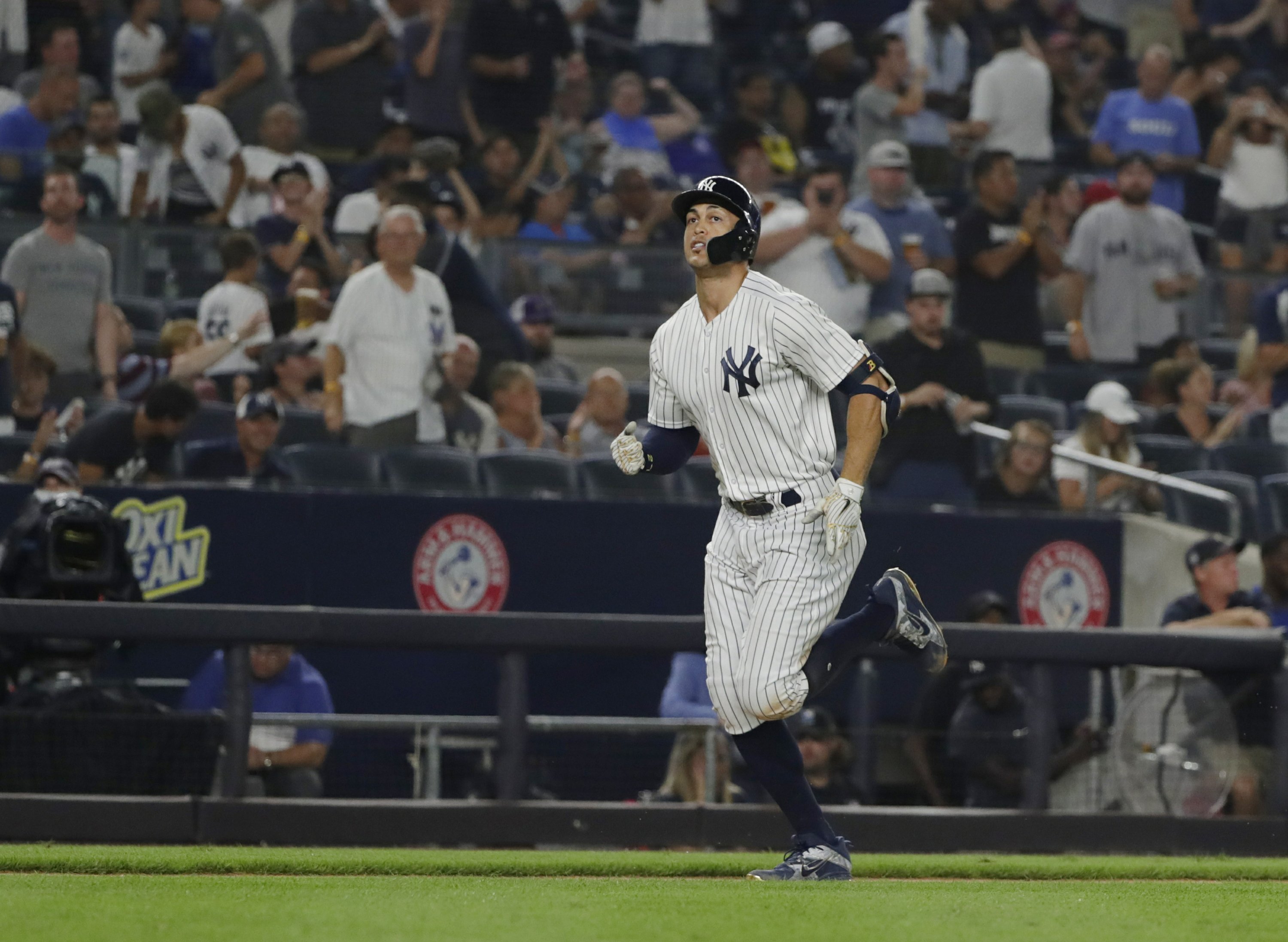 Stanton, Walker homer as Yankees top Blue Jays in 7 innings | AP News