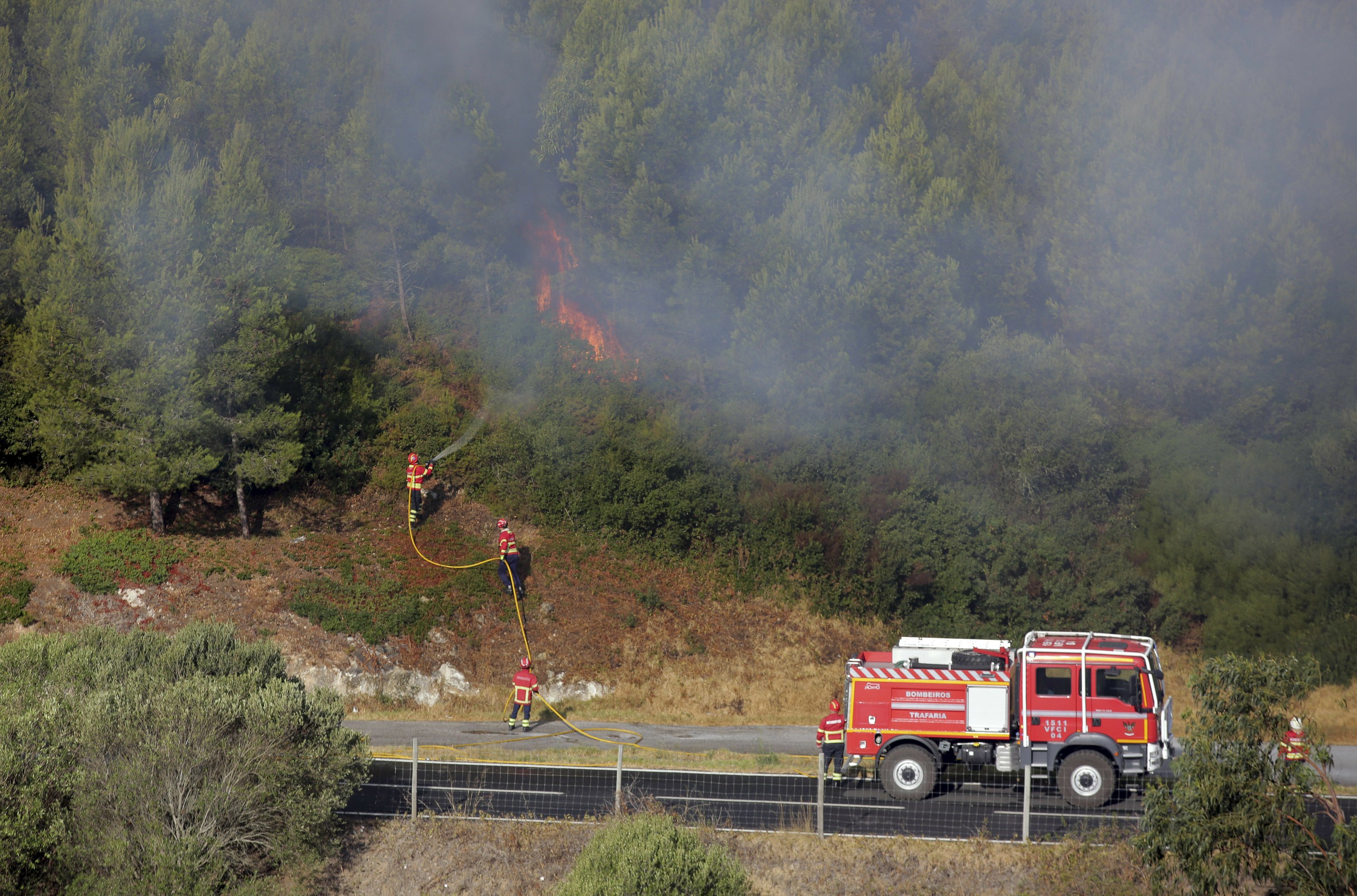 700 firefighters in Portugal battle wildfire west of Lisbon | AP News