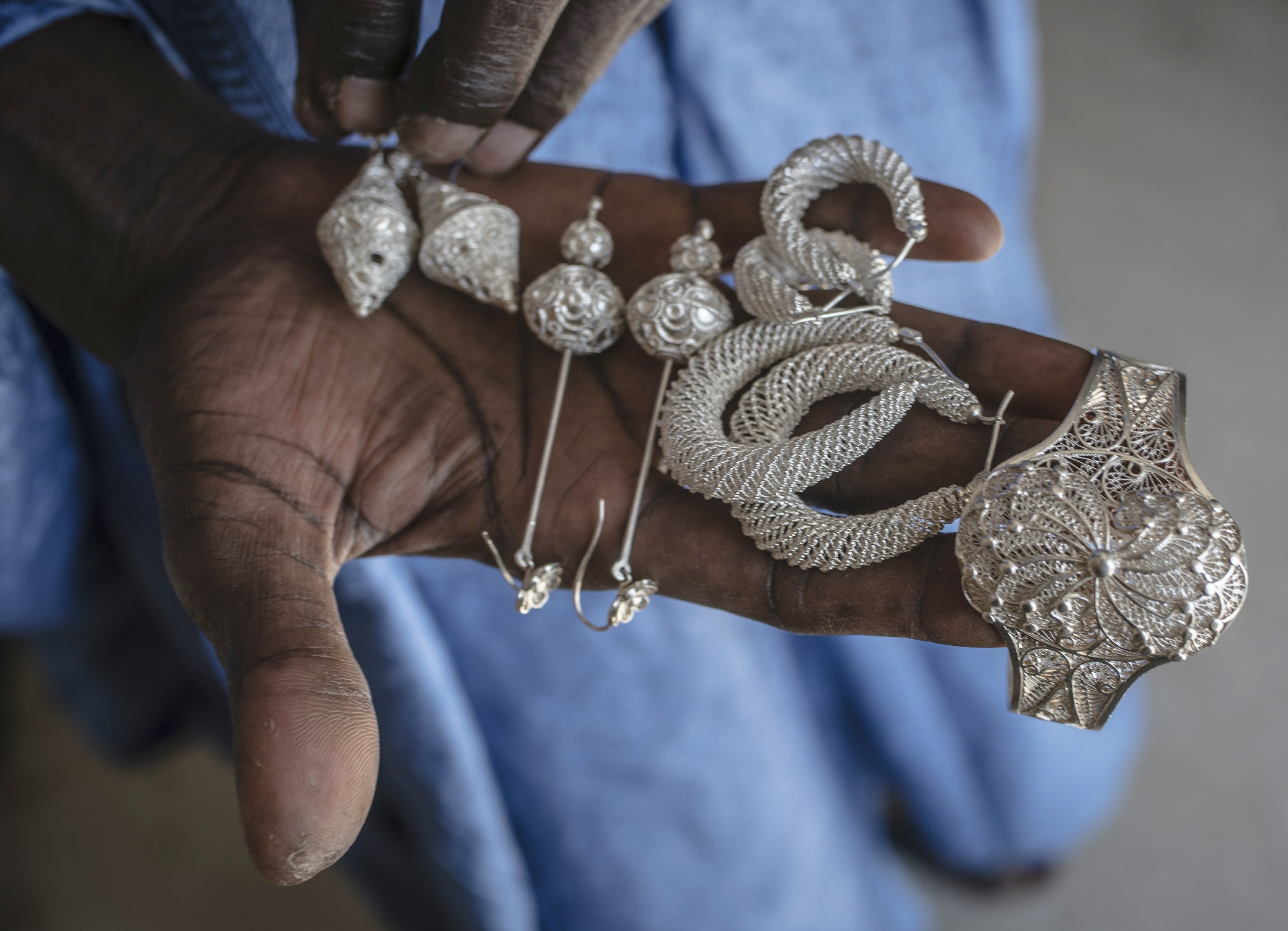 Artist channels 10 generations of Mali jewelers | AP News