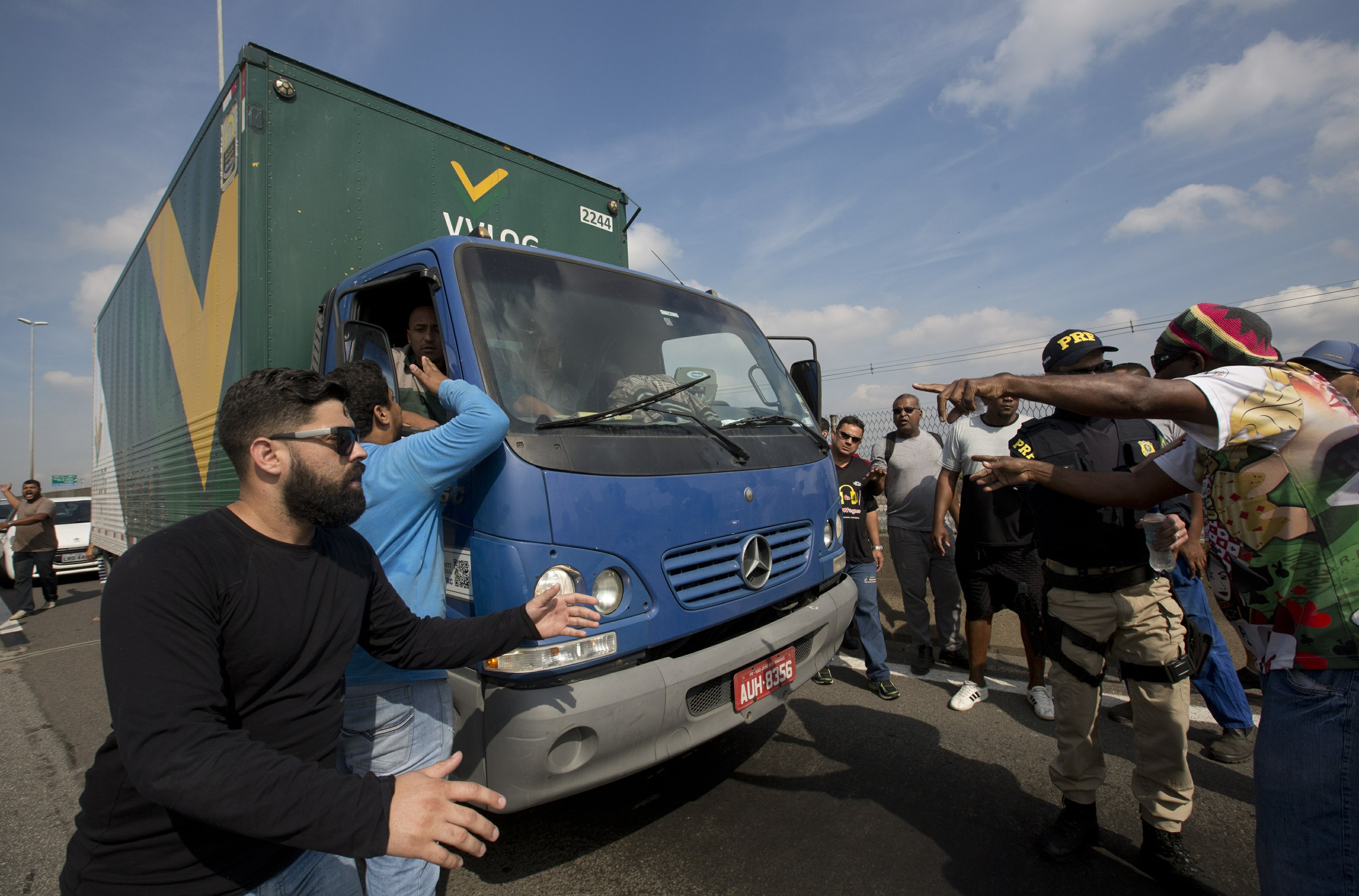 Brasil: acuerdo permite suspender huelga de camioneros | AP News