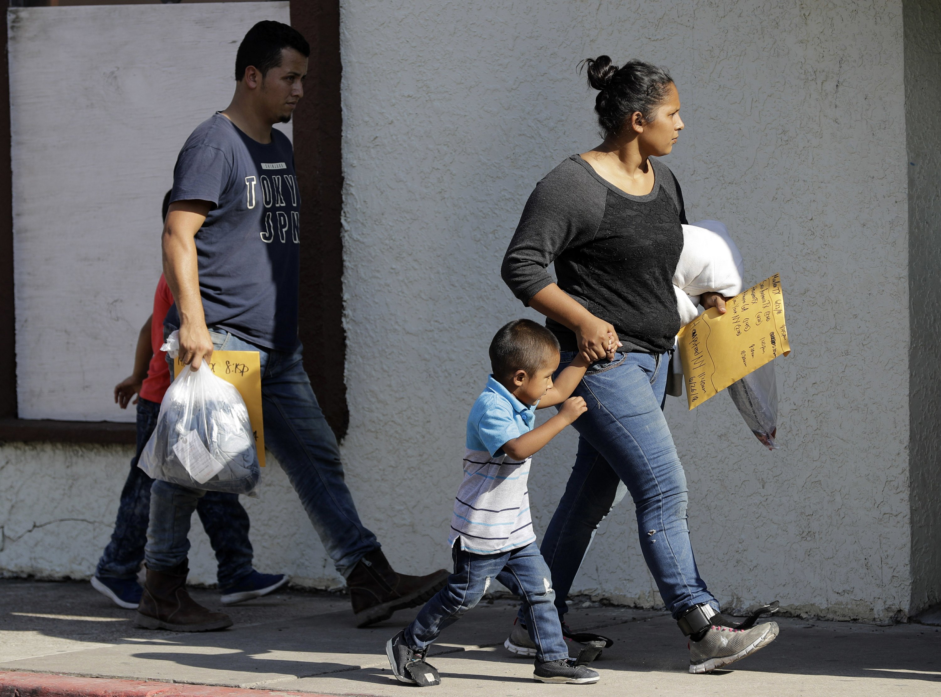 At hub for border crossings, families spread throughout US | AP News