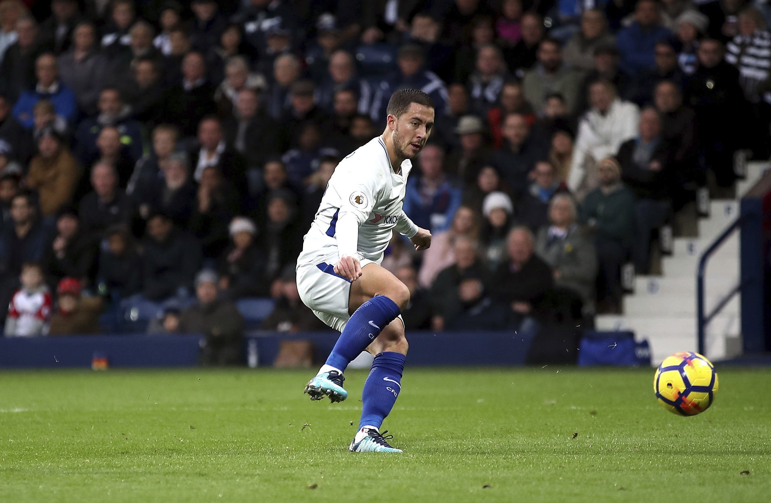 Un renovado Hazard lidera al Chelsea en visita al Liverpool | AP News