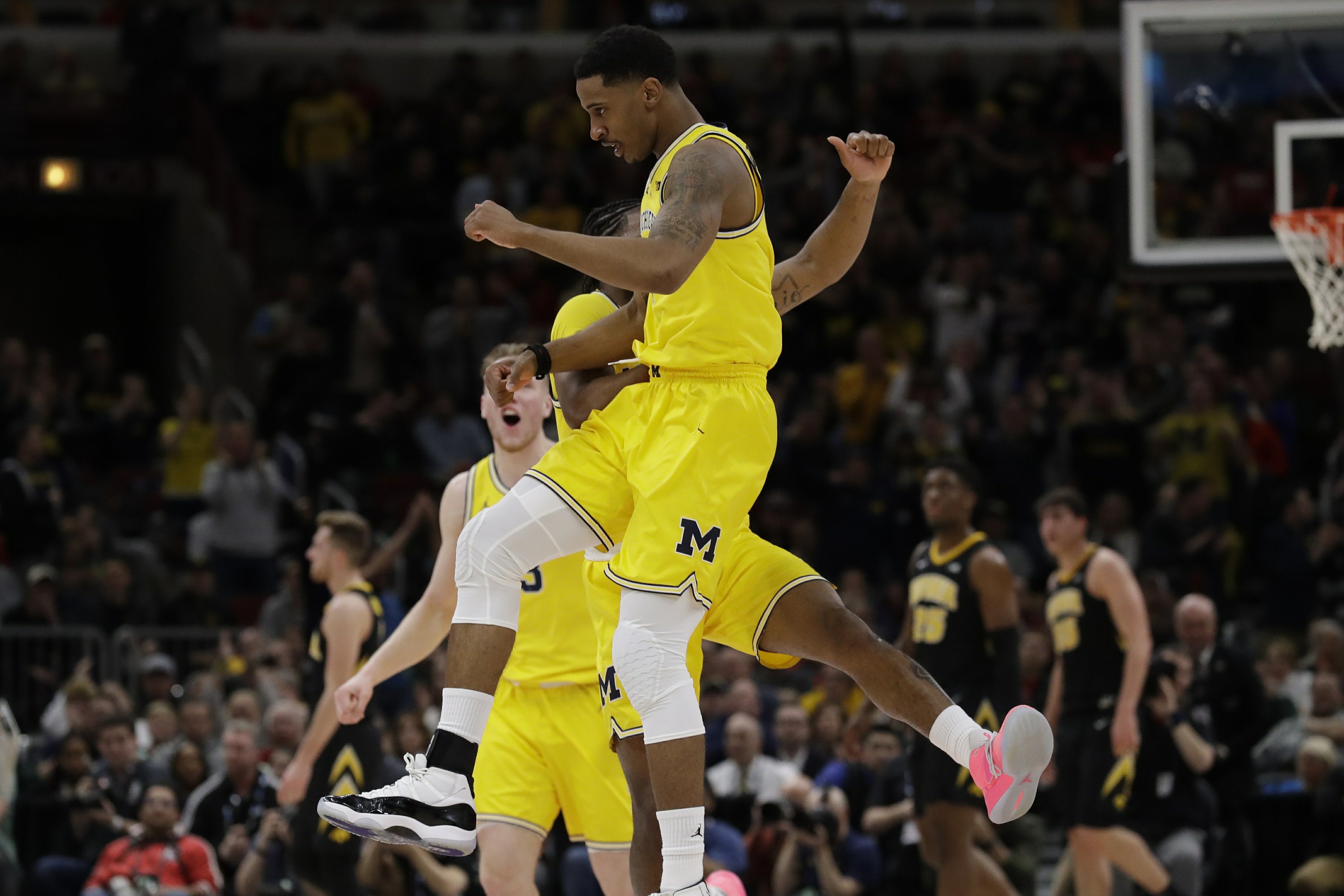 Simpson directs No. 10 Michigan to 74-53 win over Iowa | AP News