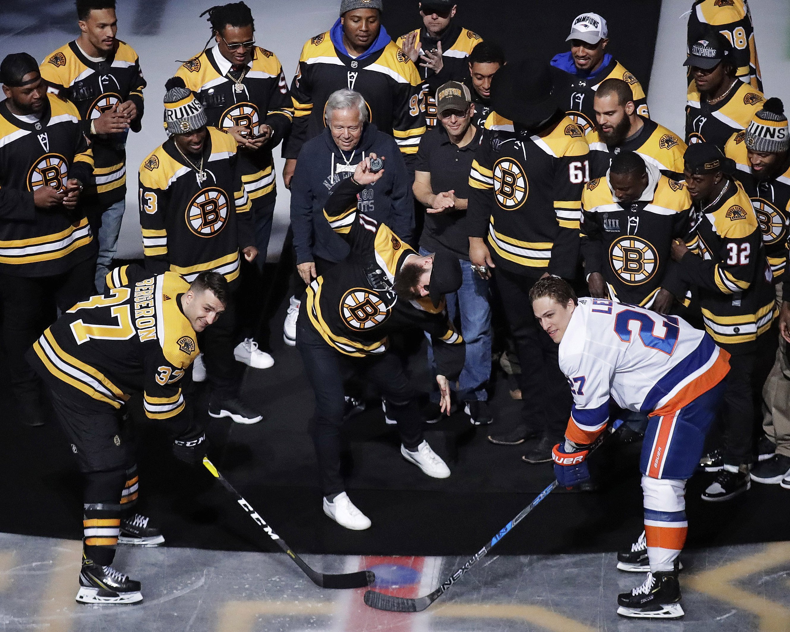Bergeron scores 2 in milestone game, Bruins top Isles 3-1 | AP News