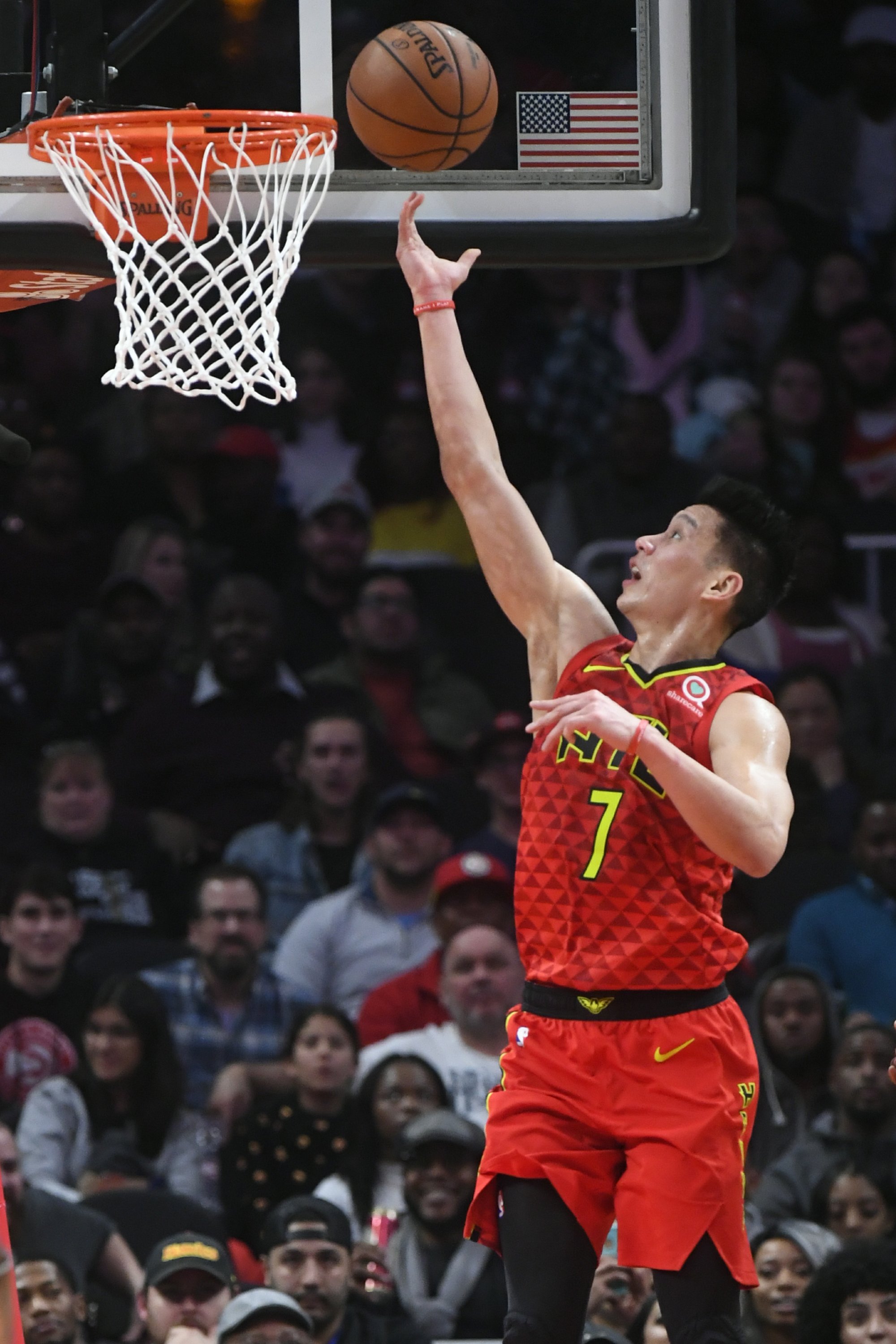 Lin luce en 4to periodo; Hawks vencen a Wizards | AP News
