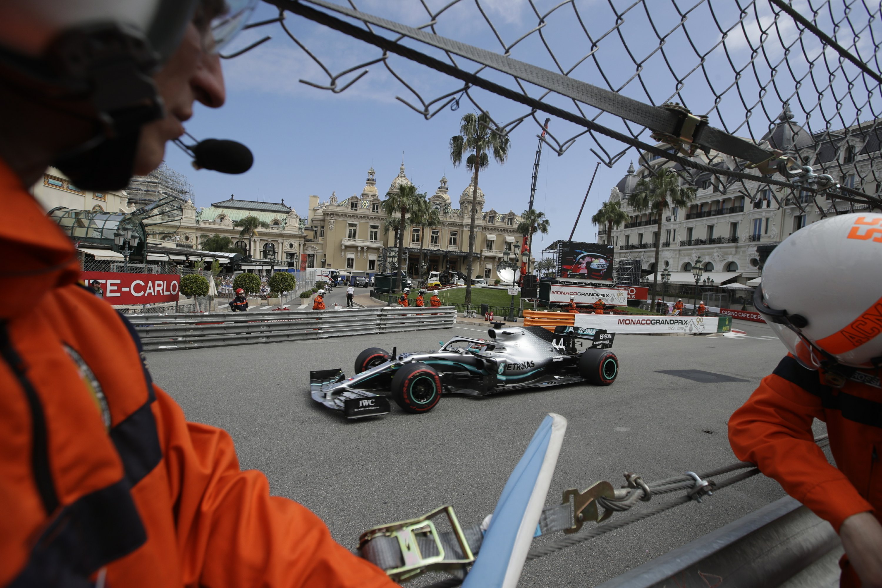 Hamilton, el más rápido en prácticas del GP de Mónaco | AP News