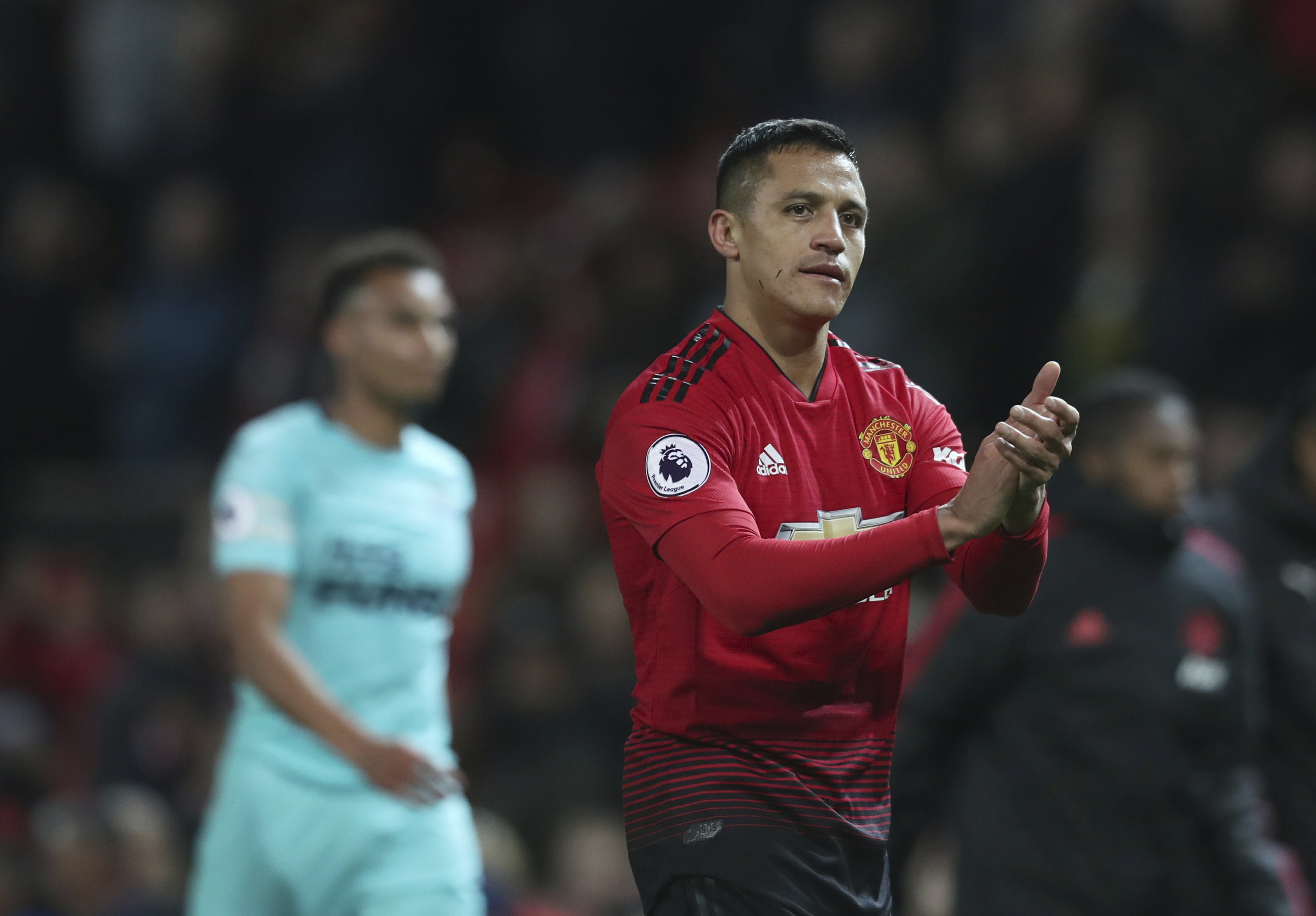 Con gol de Alexis, Man United rescata triunfo ante Newcastle | AP News
