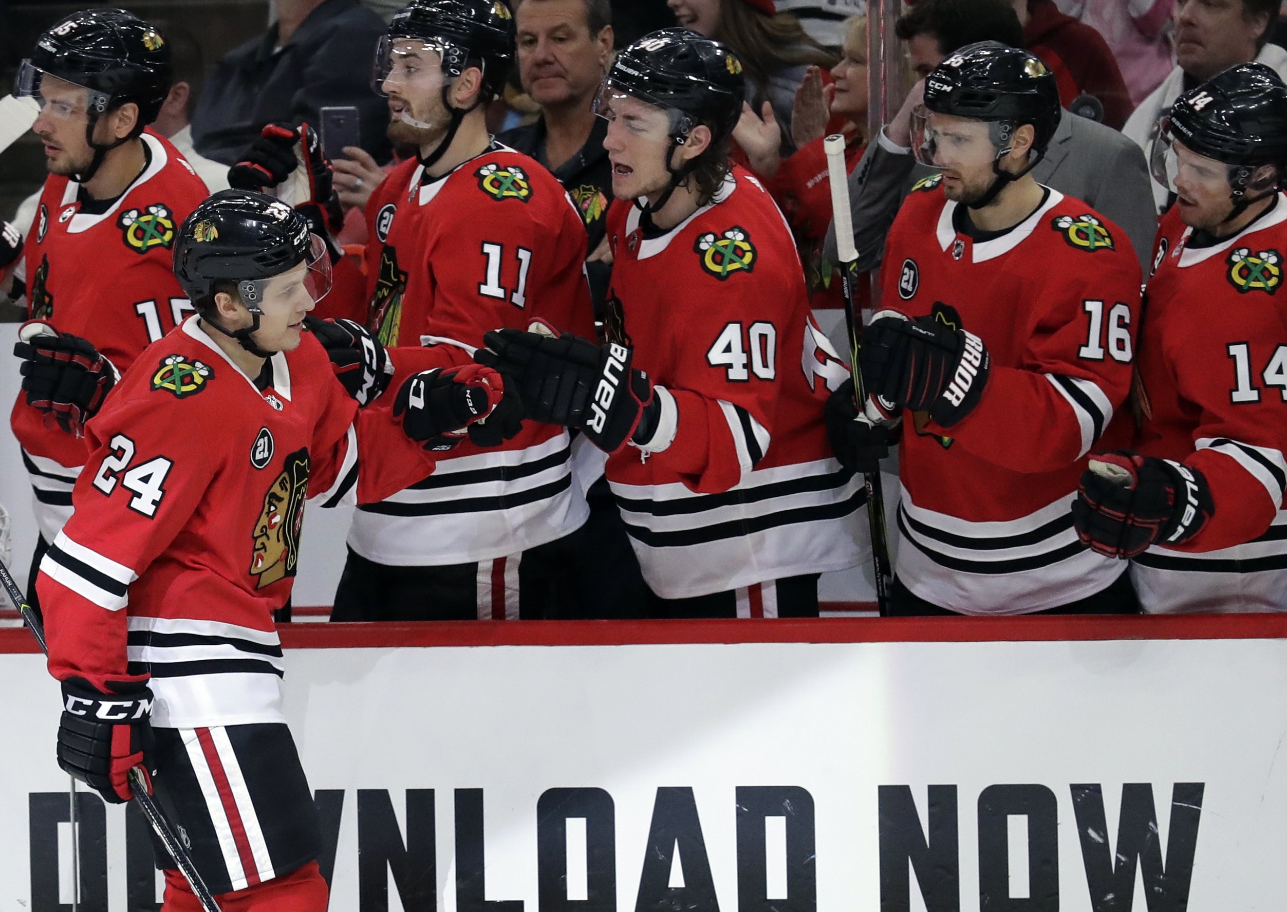 Blackhawks beat Red Wings 5-2 for 7th straight win | AP News
