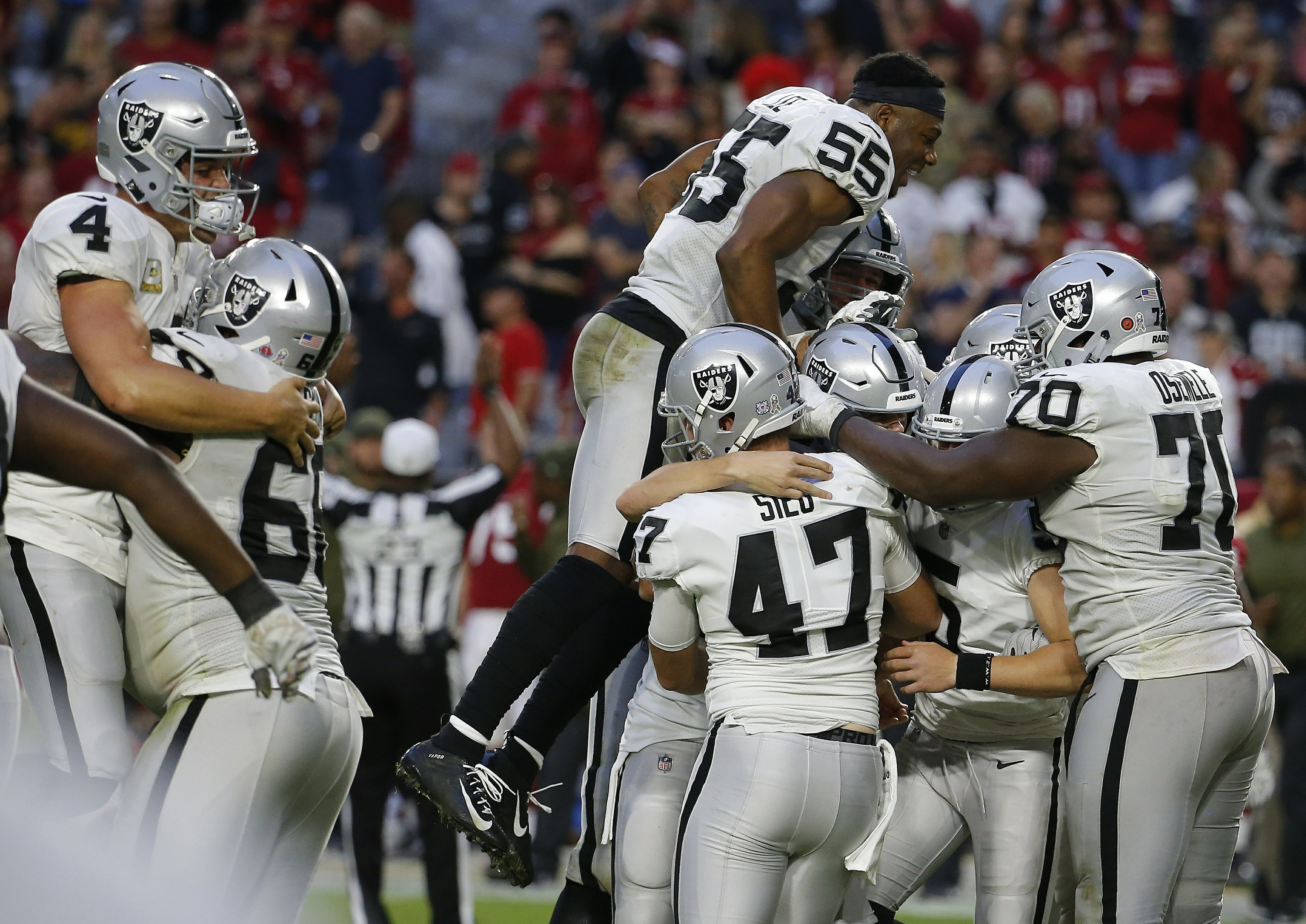 Carlson's last-second FG gives Raiders win in Arizona | AP News