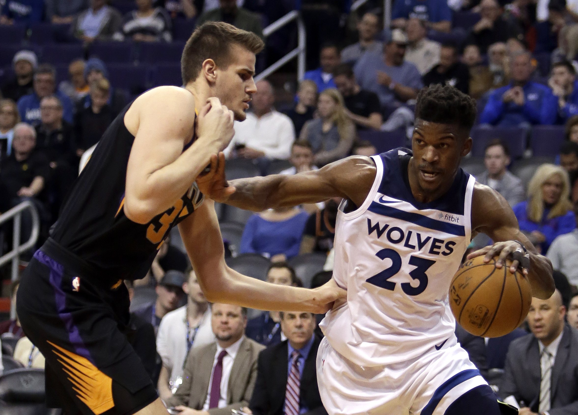 Butler totaliza 32 puntos y Wolves vencen a Suns | AP News