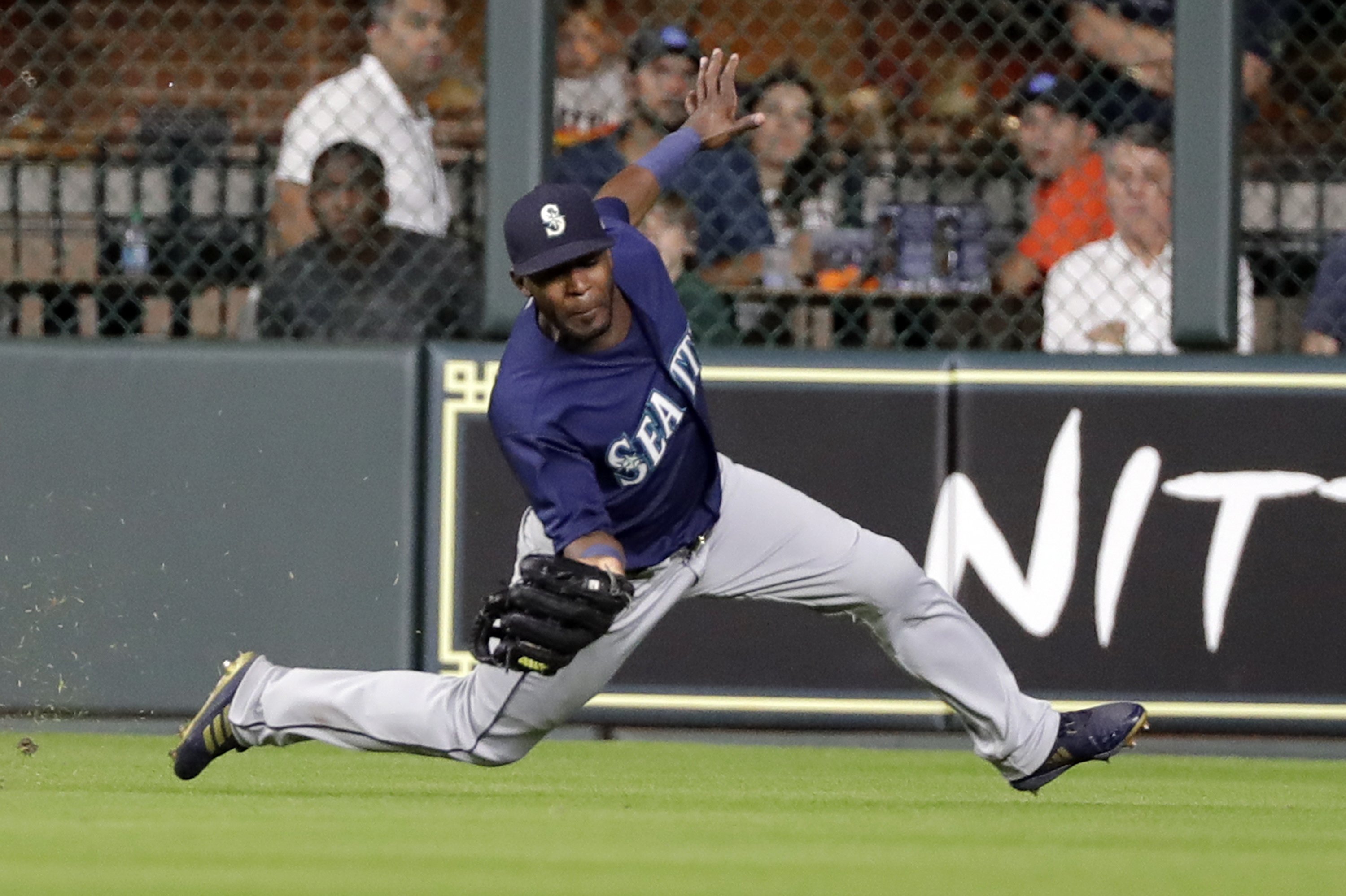 Healy helps Mariners rally to take 3rd straight from Astros | AP News