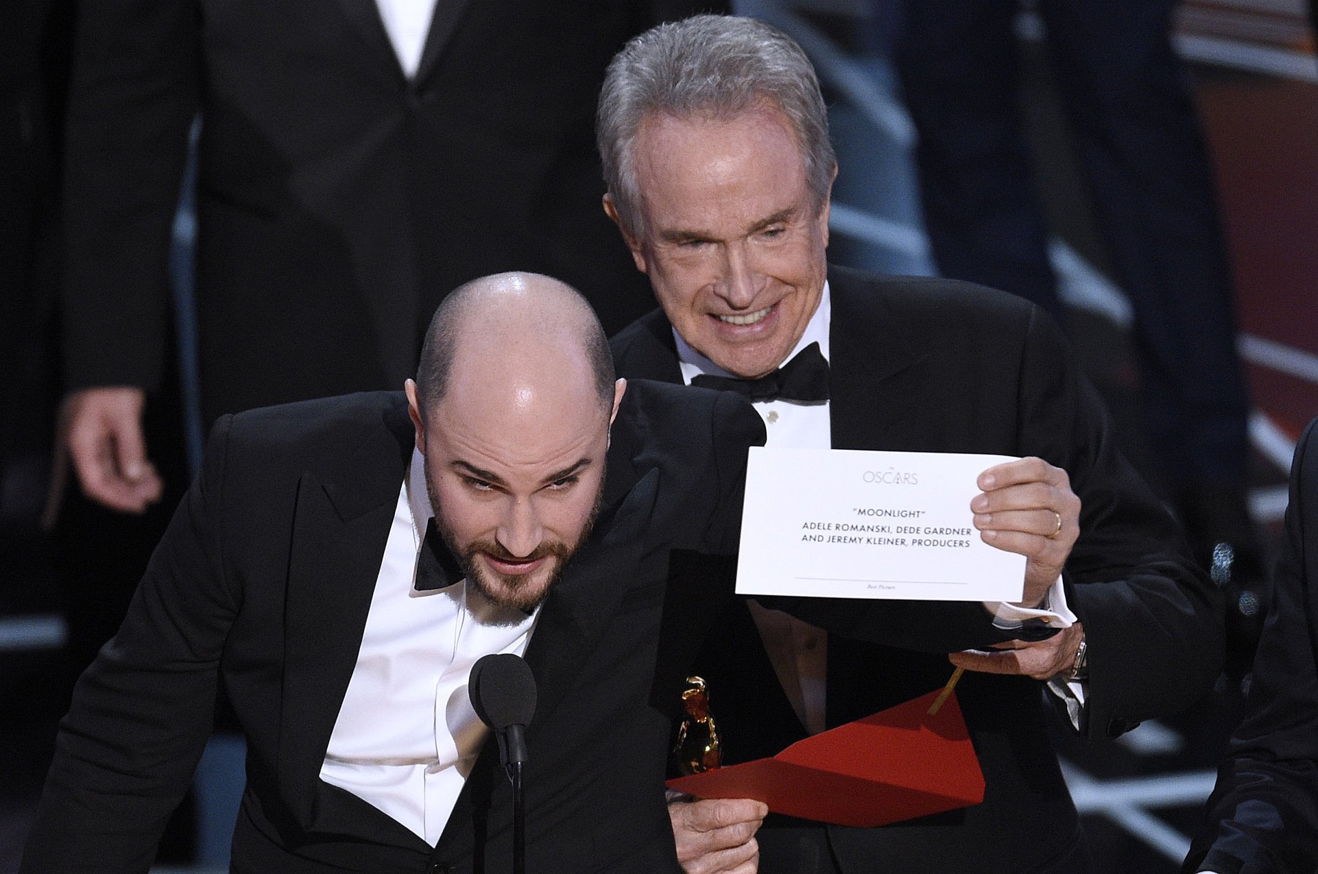 Oscar envelopes explained: How presenters get winning names | AP News