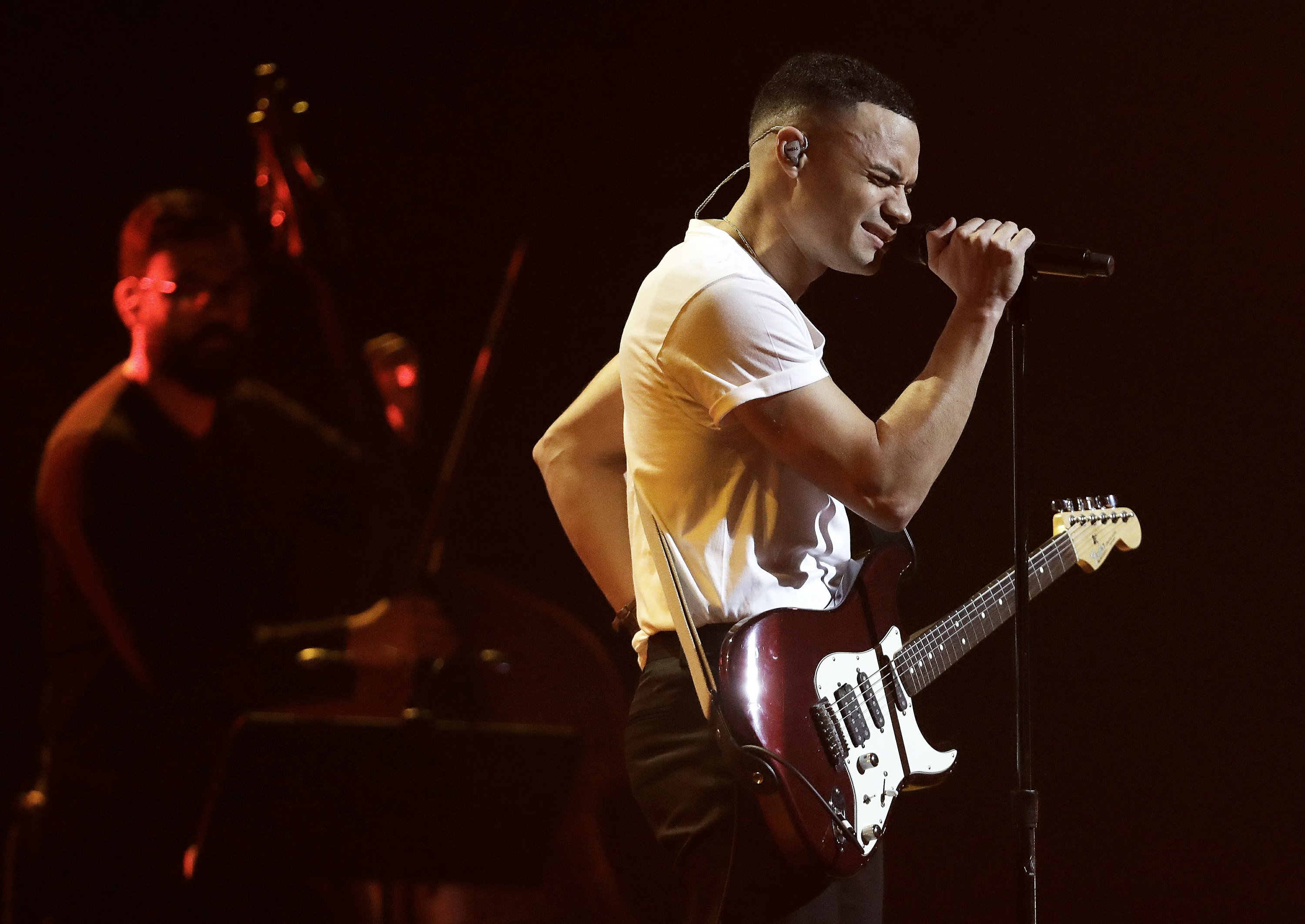 Tauren Wells wins 4, including new artist, at Dove Awards | AP News