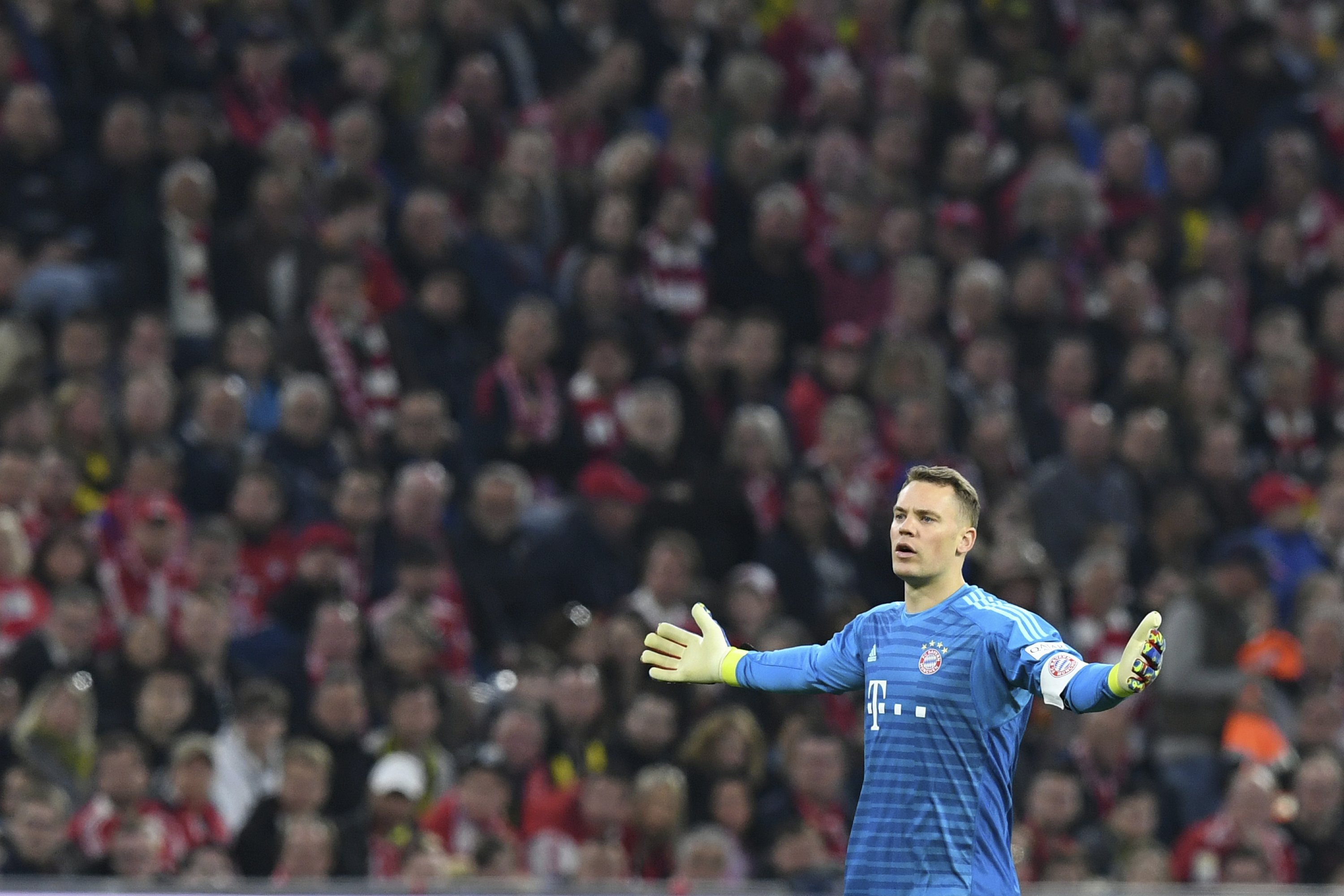 Bayern goalkeeper Manuel Neuer out 2 weeks with calf injury | AP News