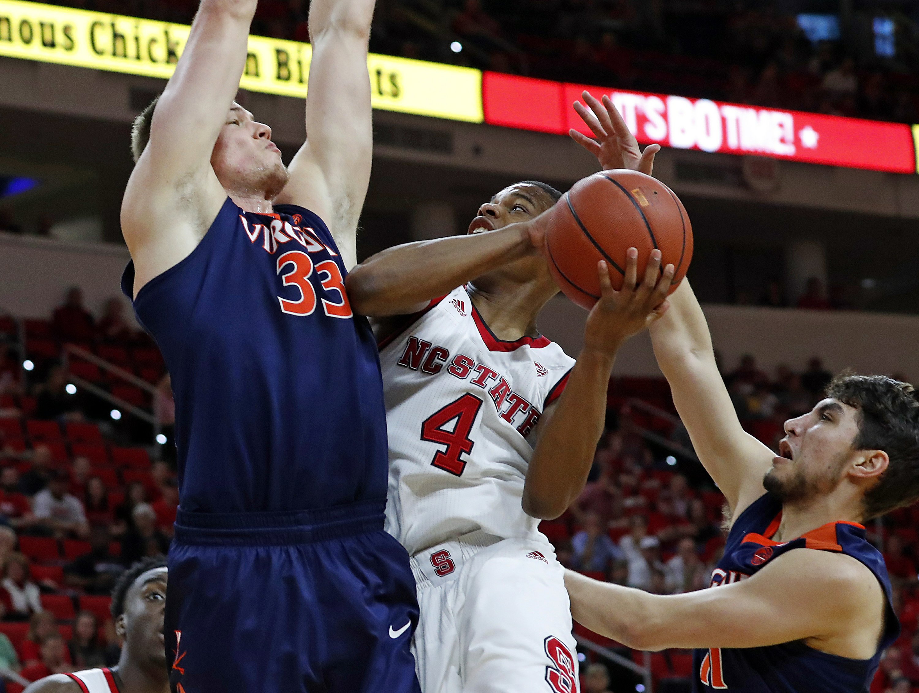 No. 18 Virginia snaps 4-game skid, beats NC State 70-55 | AP News
