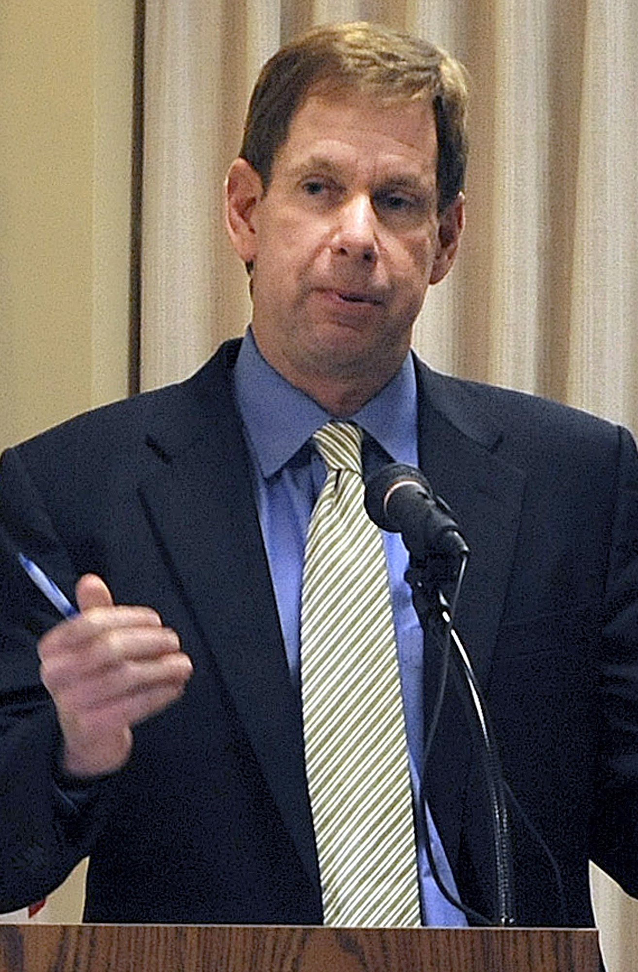 Boston Globe probes text allegation against top editor | AP News