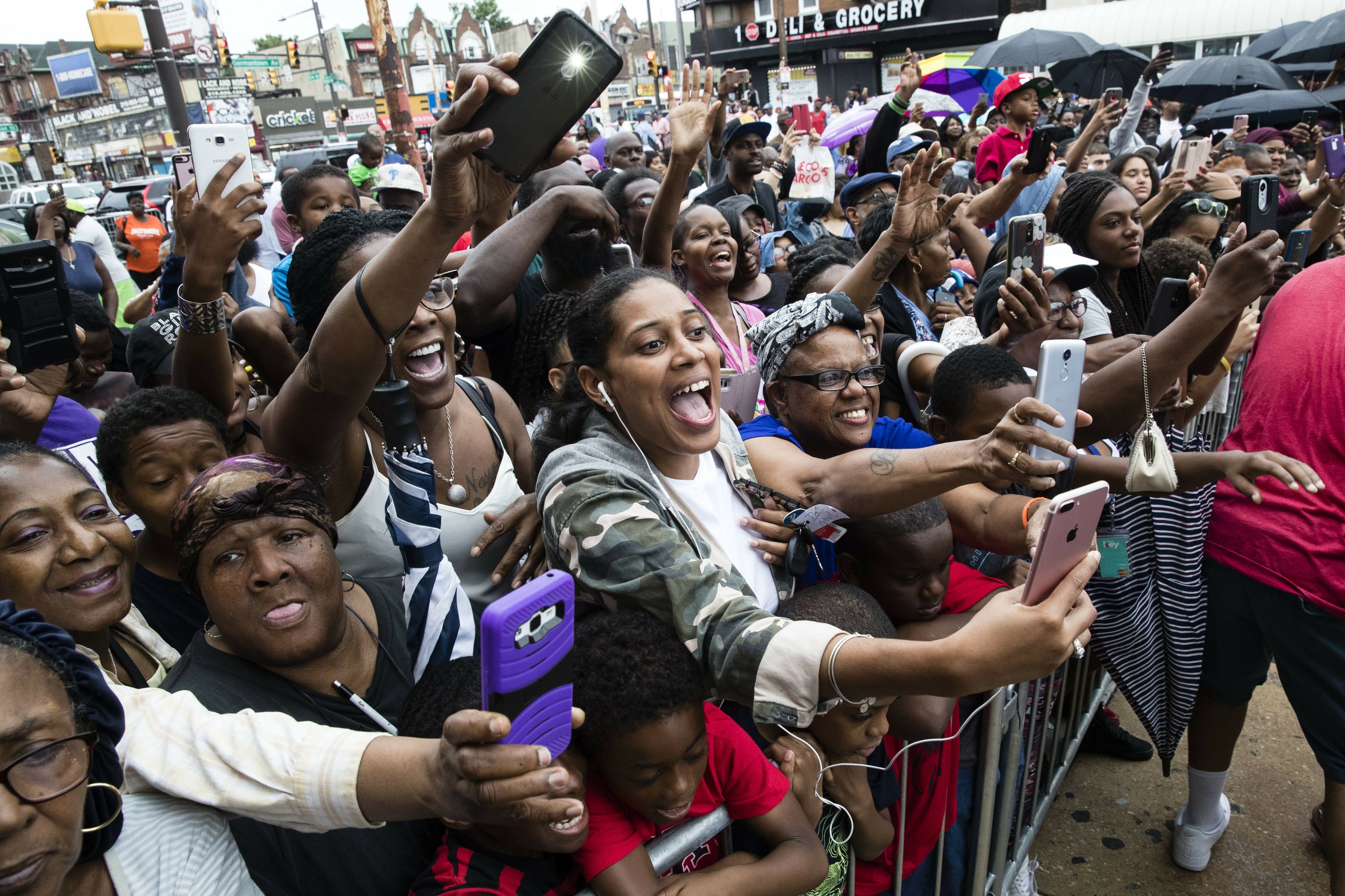 Philadelphia honors Kevin Hart with cheesesteak shop mural | AP News