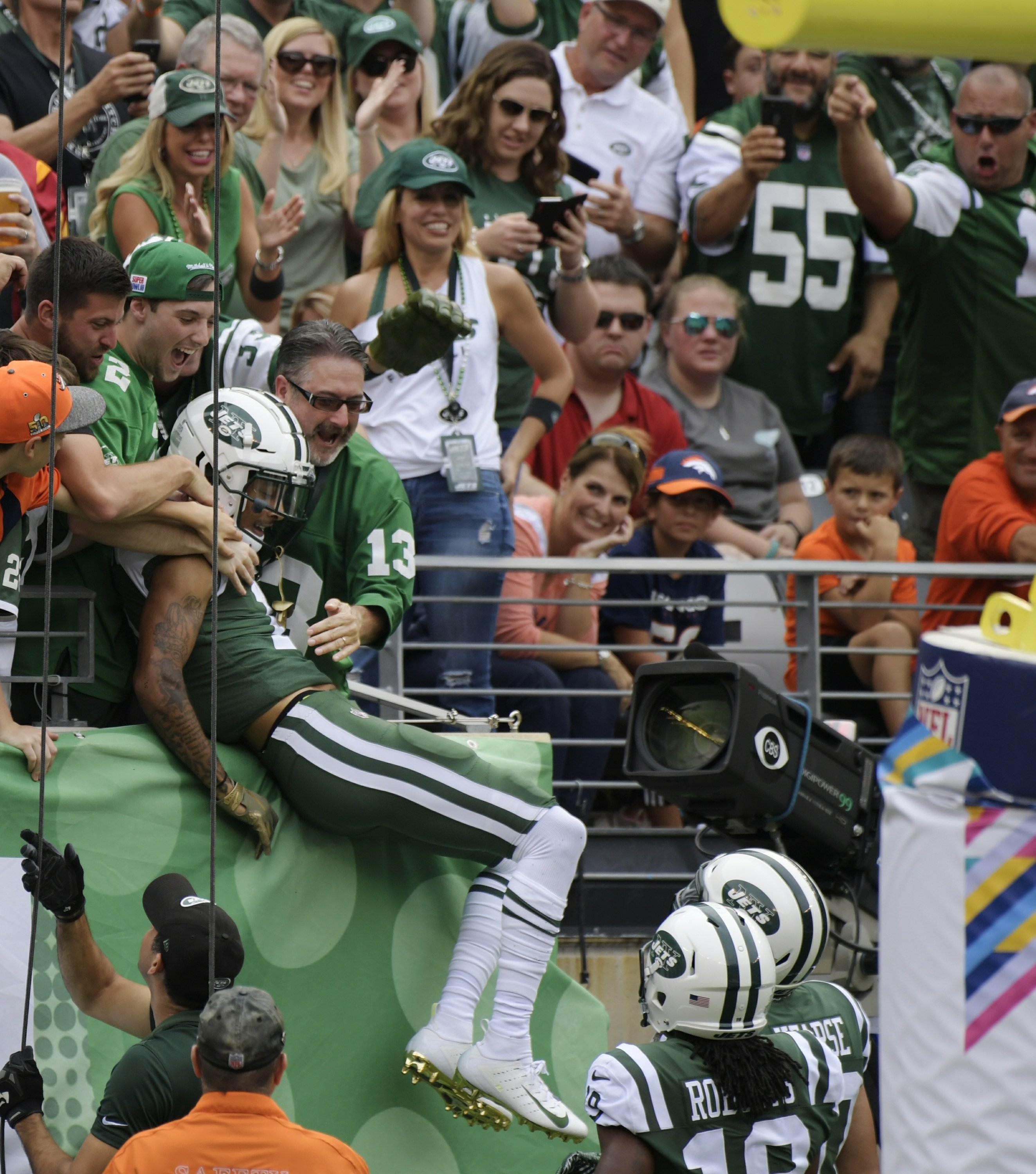 Jets defense wins one for sidelined coordinator Kacy Rodgers | AP News