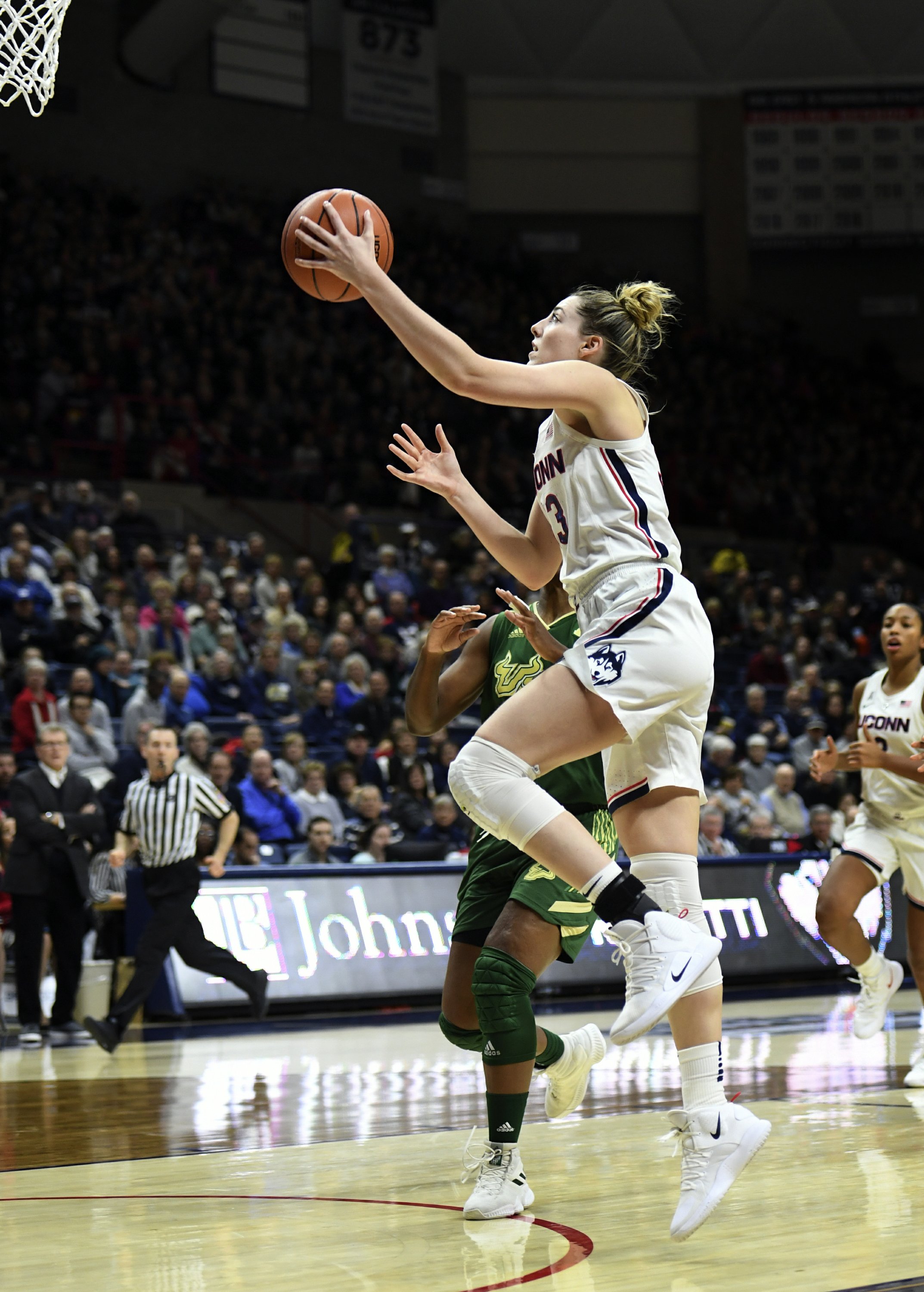Samuelson reaches 2,000 points as UConn beats South Florida | AP News