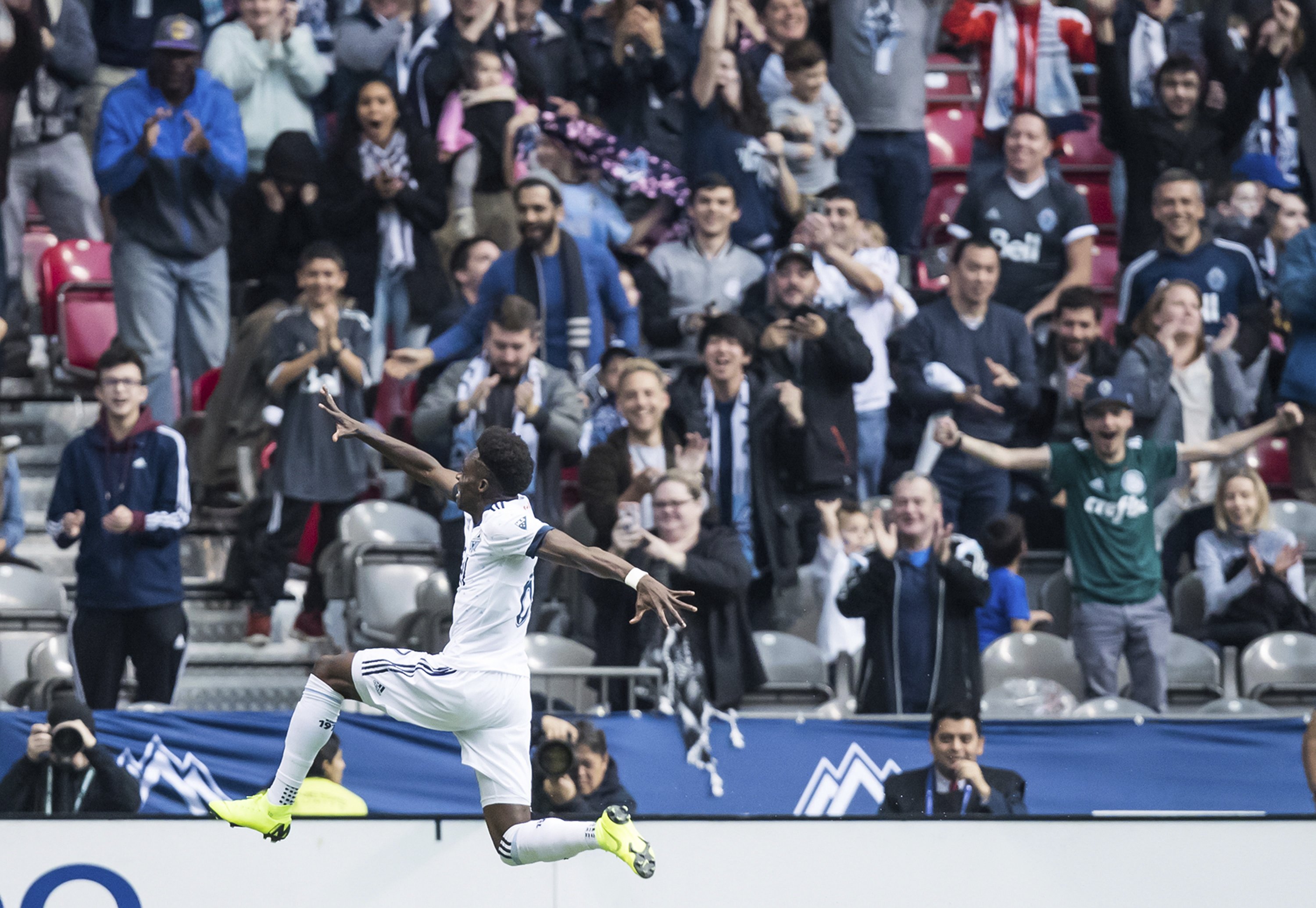 Teen star Alphonso Davies dazzles in Whitecaps' finale | AP News