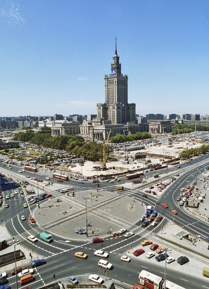 Warsaw looked way better with communist buildings in the 1990s ...