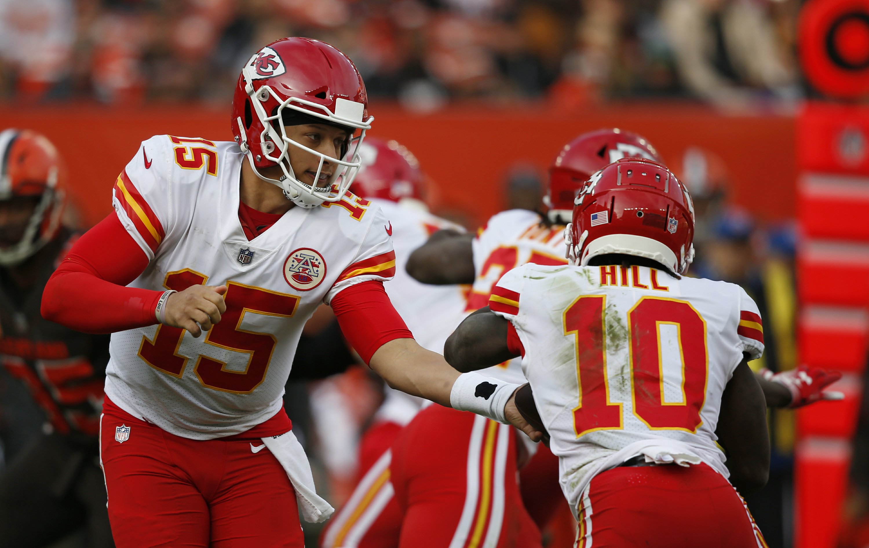 Magic Mahomes: KC quarterback throws 3 TDs, Chiefs go to 8-1 | AP News