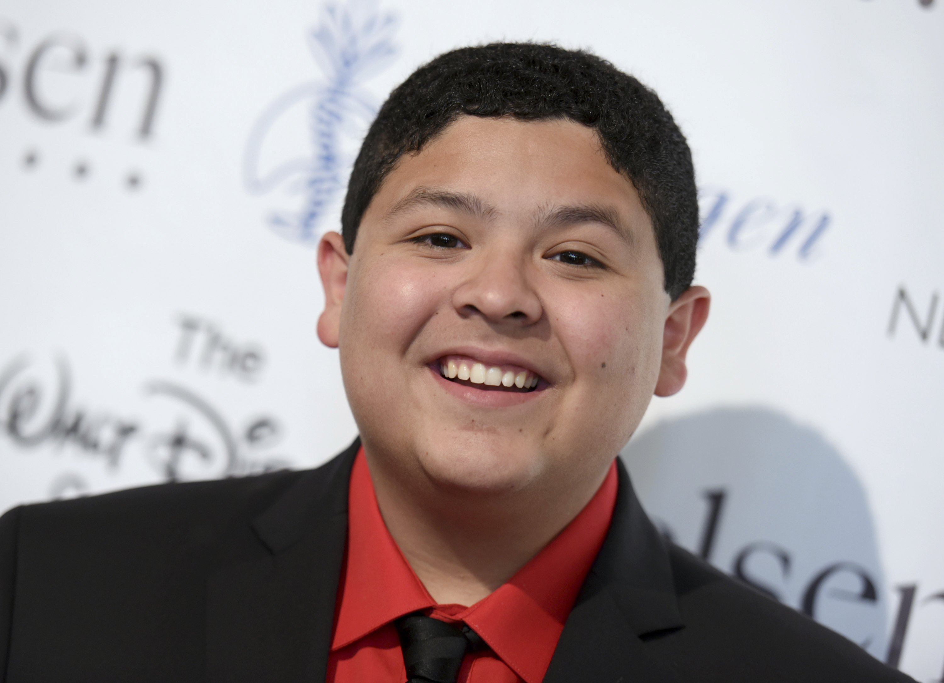 "Manny" de "Modern Family" llora a su padre en Instagram | AP News