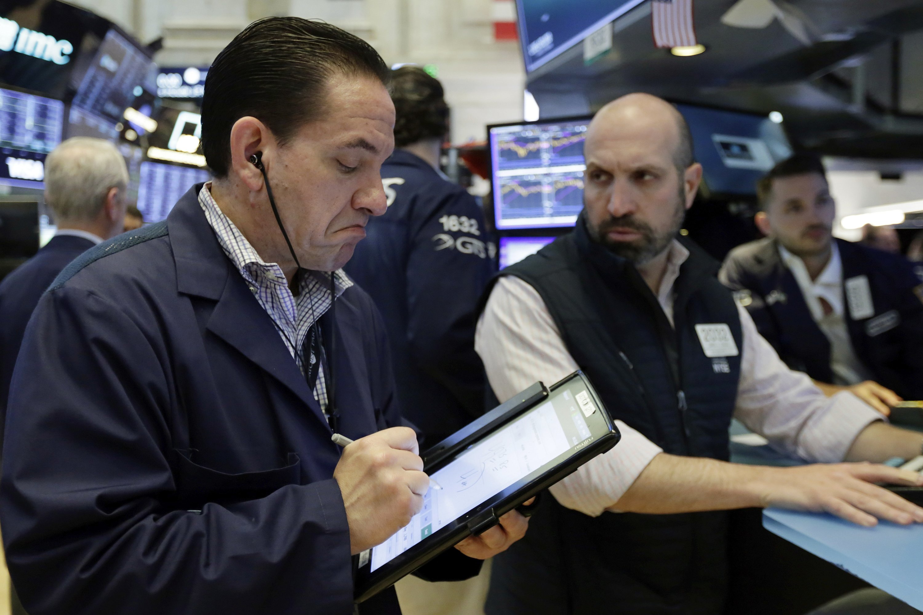 Wall Street supera mal comienzo y cierra ligeramente al alza | AP News