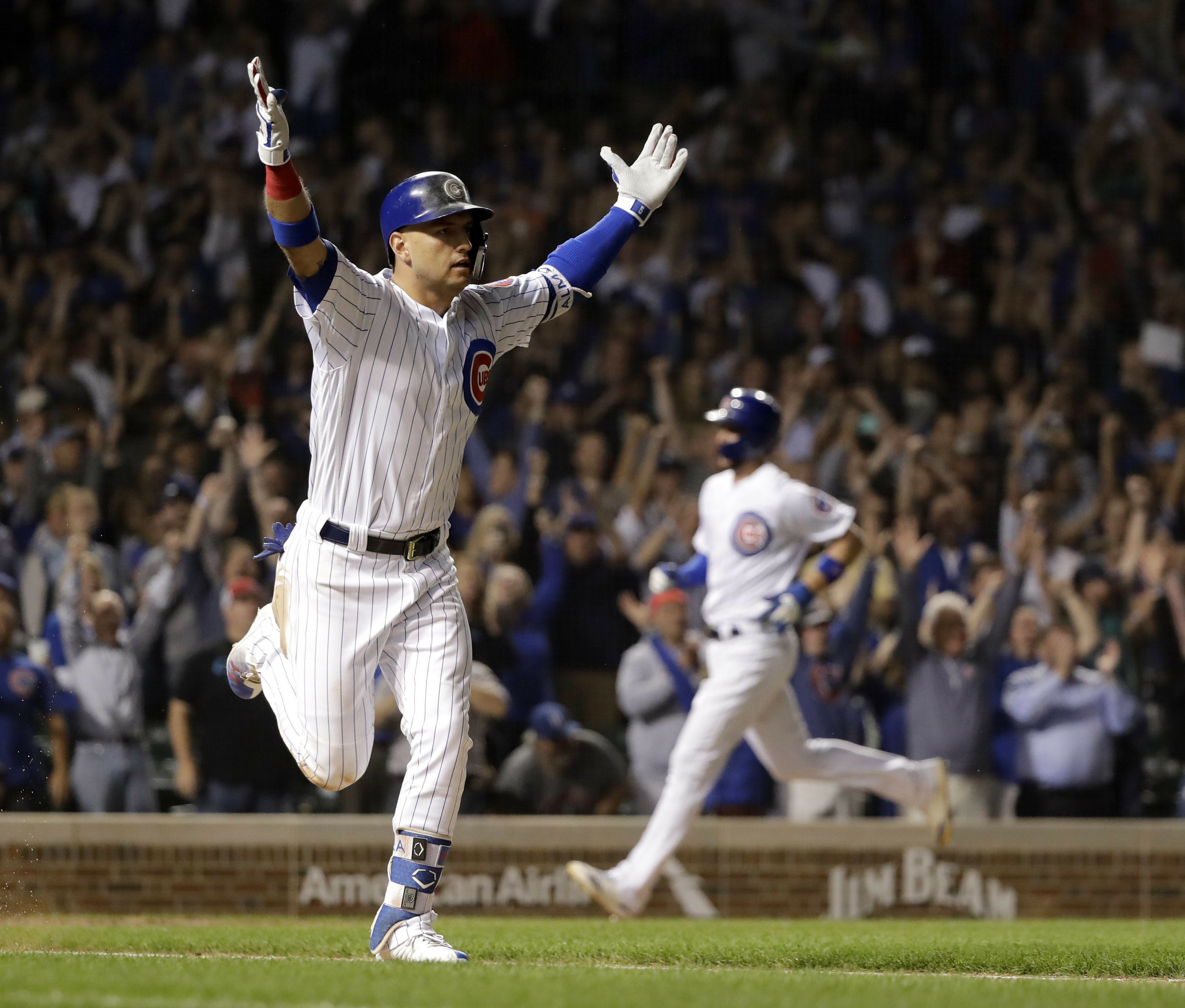 Cubs beat Dodgers 2-1 in 10 innings for doubleheader split | AP News