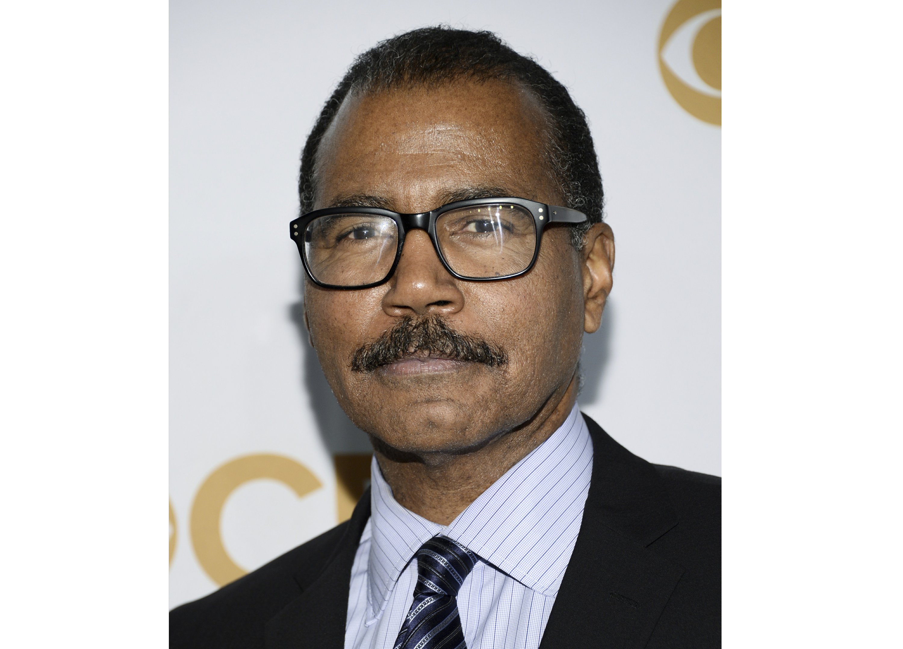 CBS' Bill Whitaker tells inmate grads to seize their place | AP News