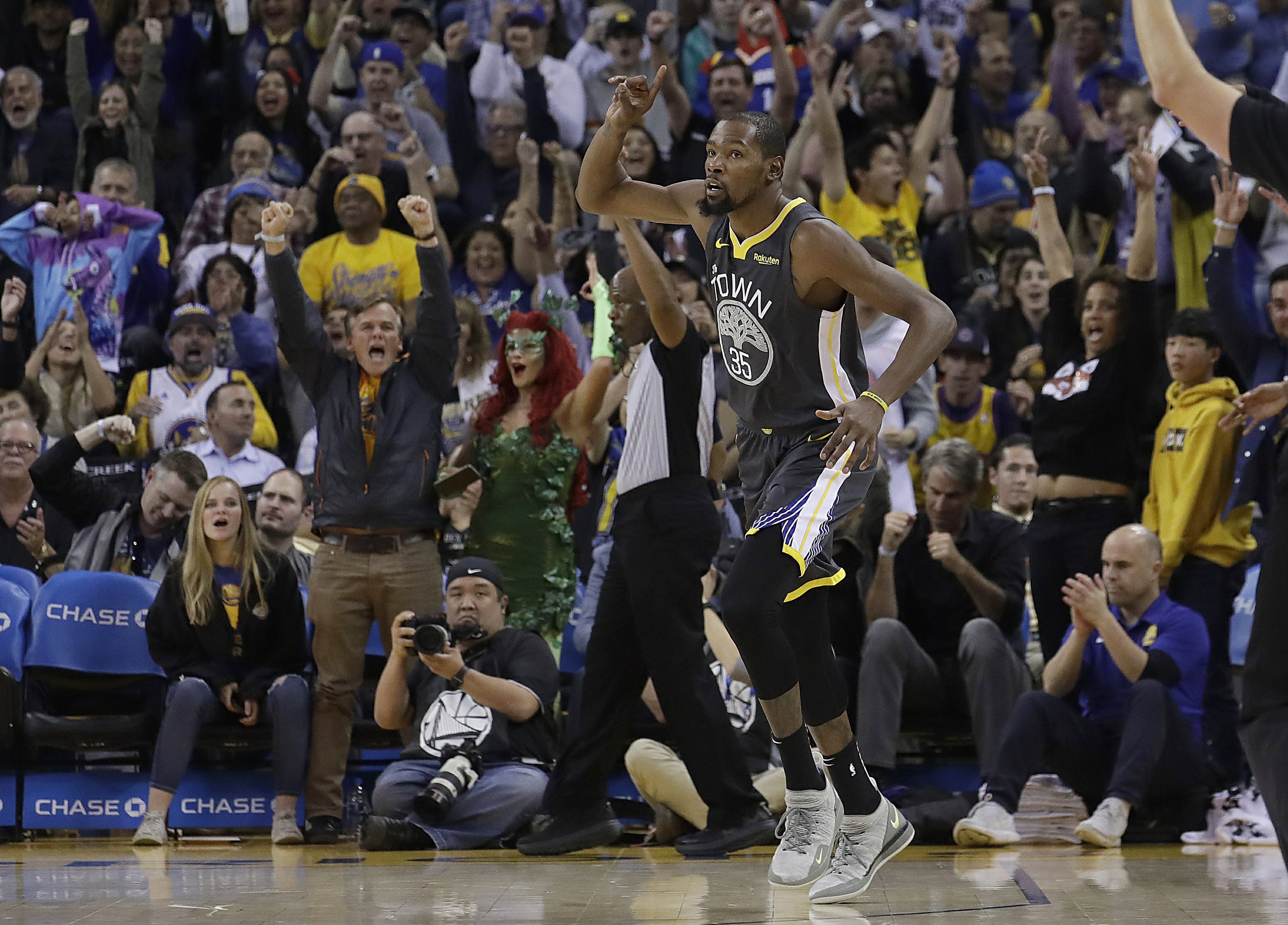 Curry's big night carries Warriors to sixth straight win | AP News