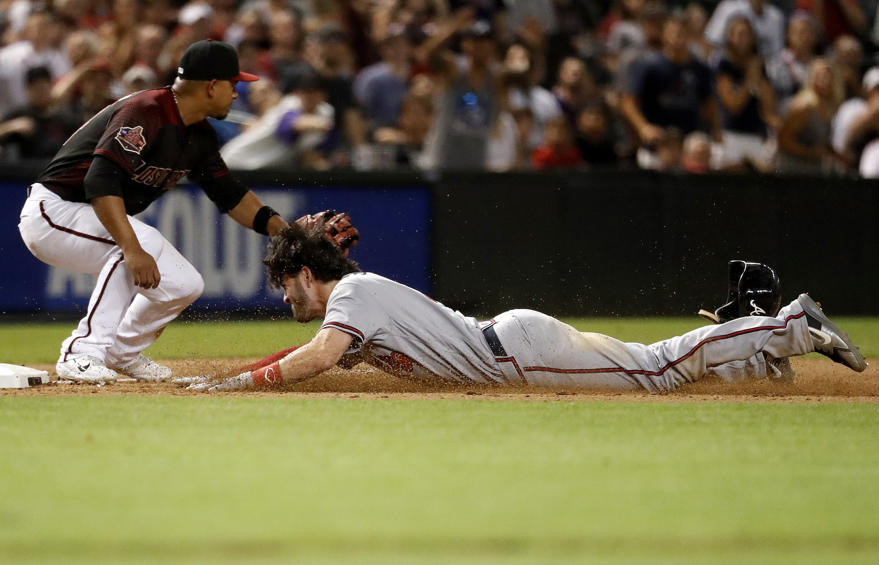 Swanson salva a Bravos en la 10ma ante Diamondbacks | AP News