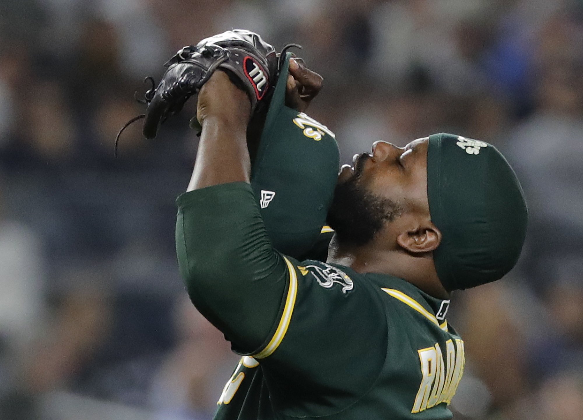 Atléticos ejercen opción sobre Fernando Rodney | AP News