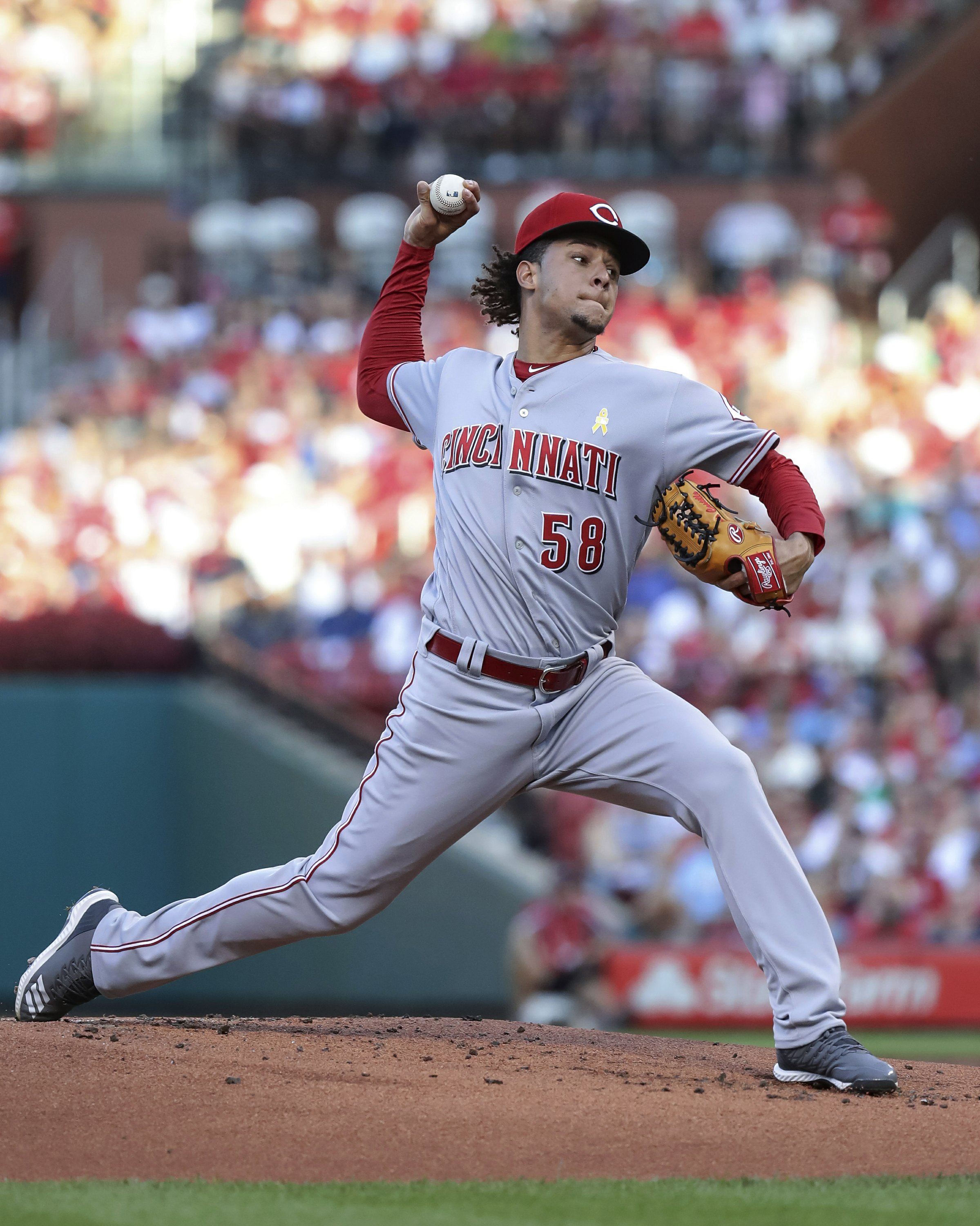 Castillo helps Reds shut down Cardinals | AP News