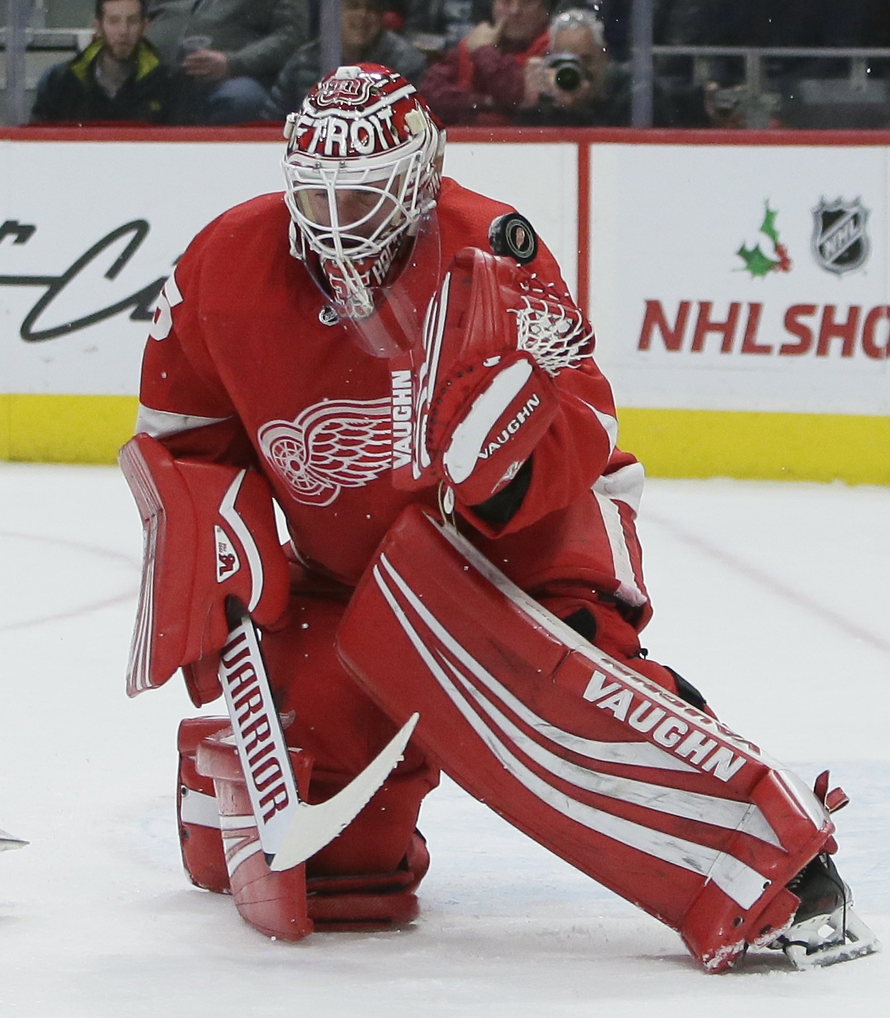 Howard makes 42 saves, Red Wings beat Kings 3-1 | AP News
