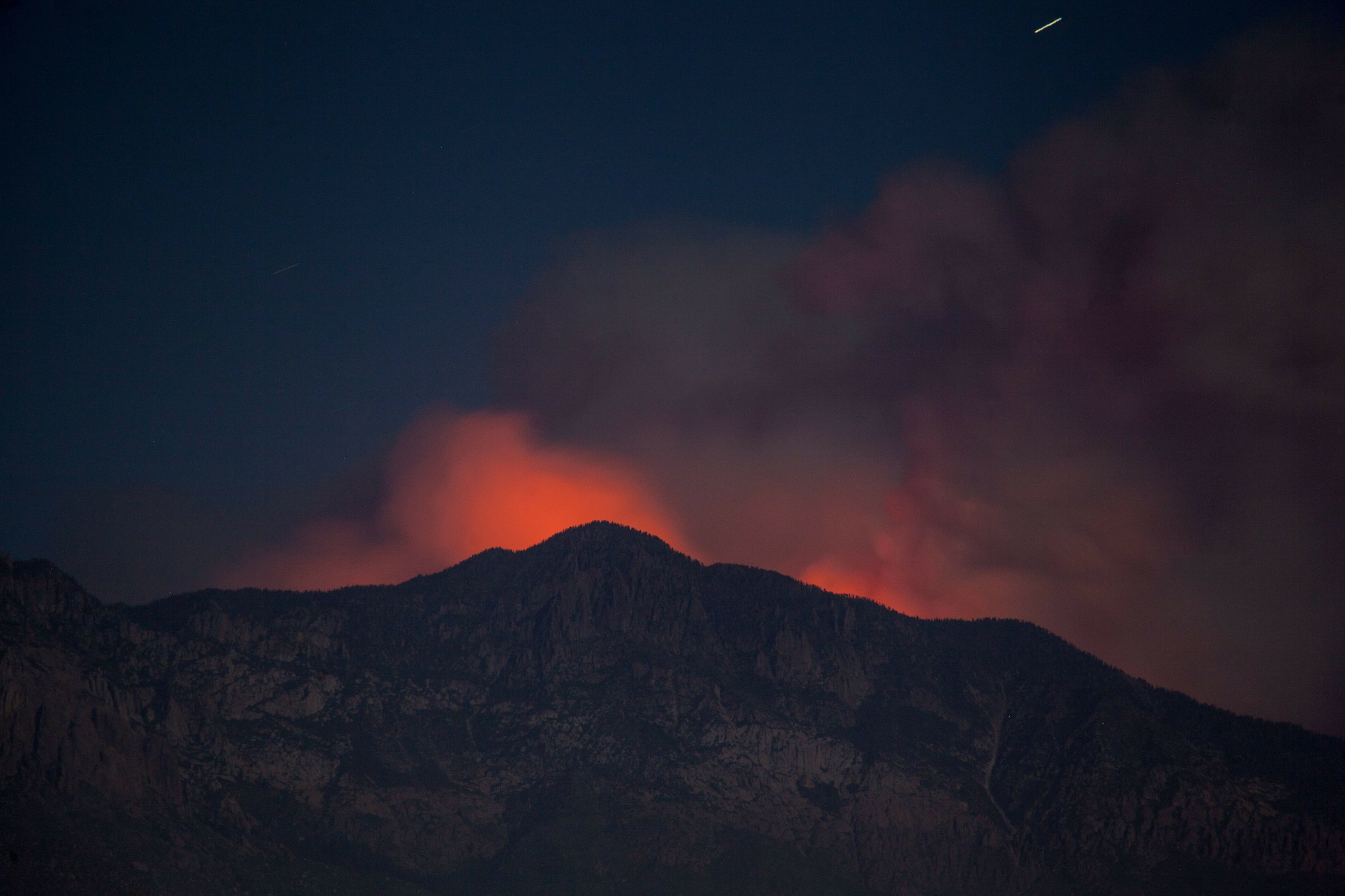 Mild weather helps fire crews battle Utah blazes | AP News