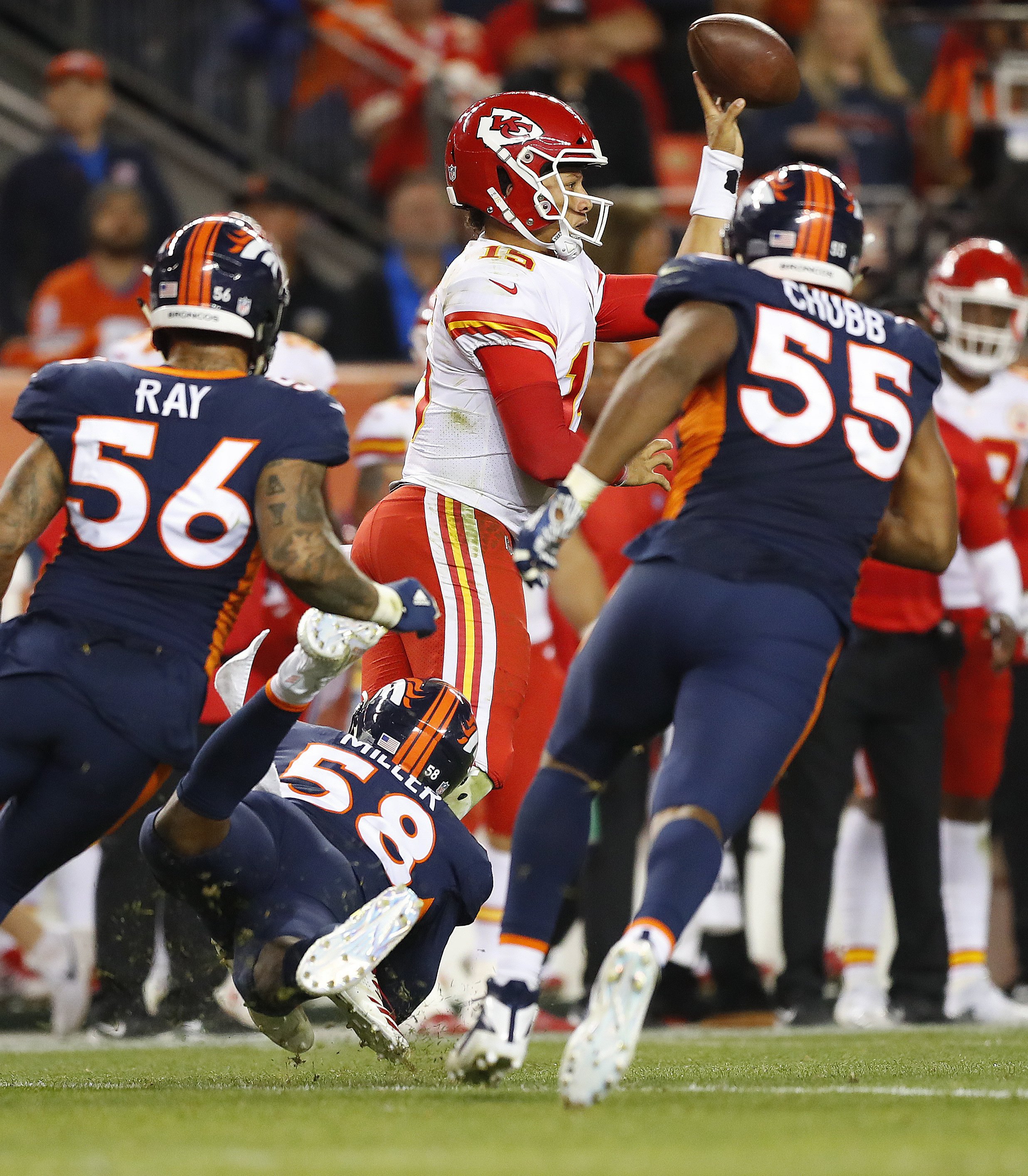 Mahomes lidera remontada de Chiefs ante Broncos | AP News