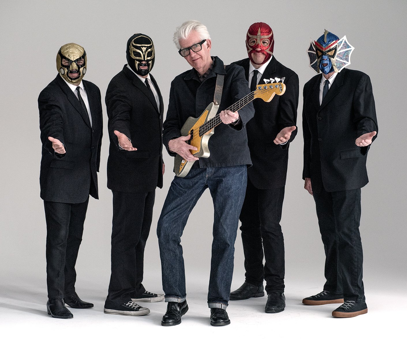 Nick Lowe rediscovers roots with Los Straitjackets | AP News