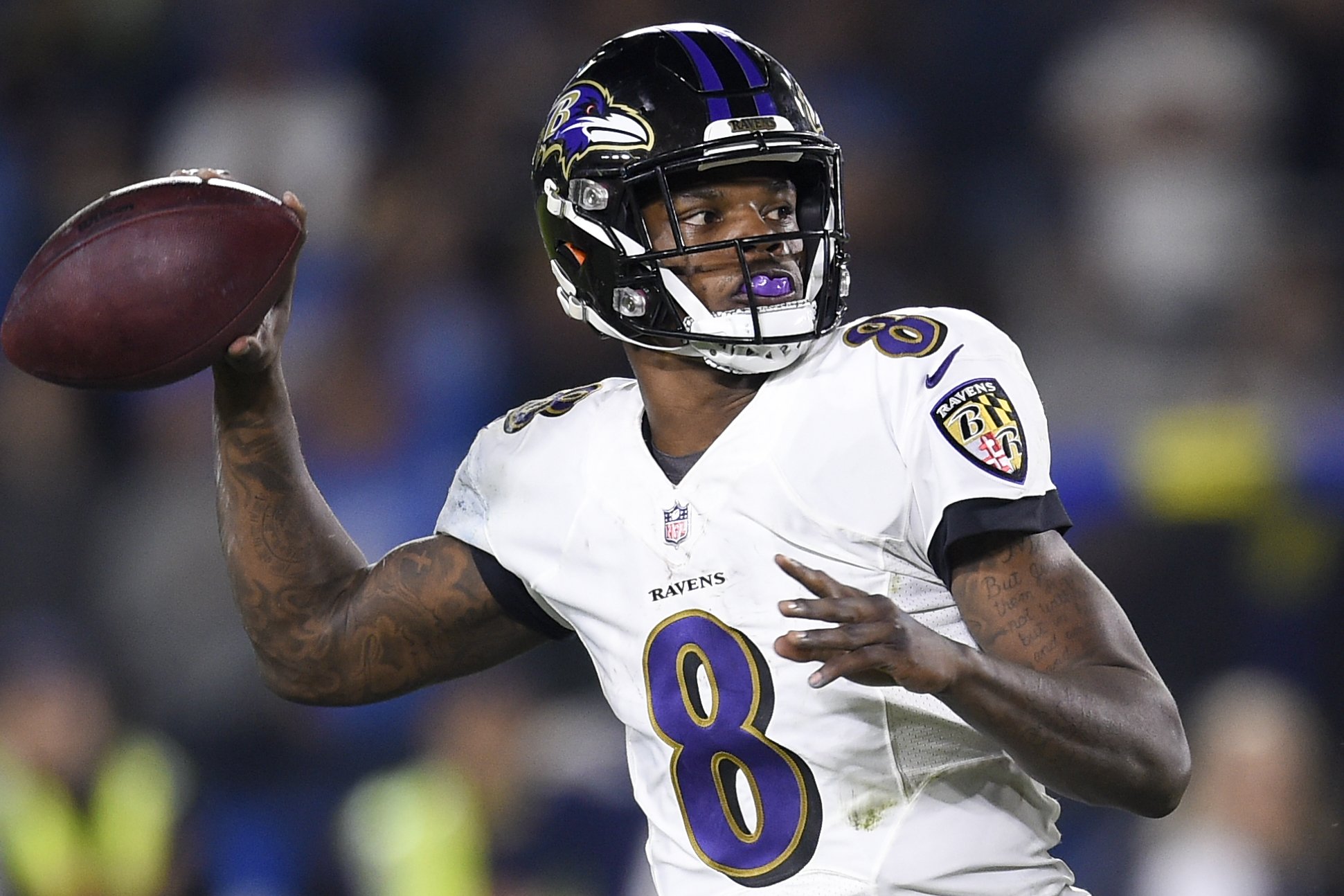 Ravens derrotan a Chargers y mejoran sus posibilidades | AP News