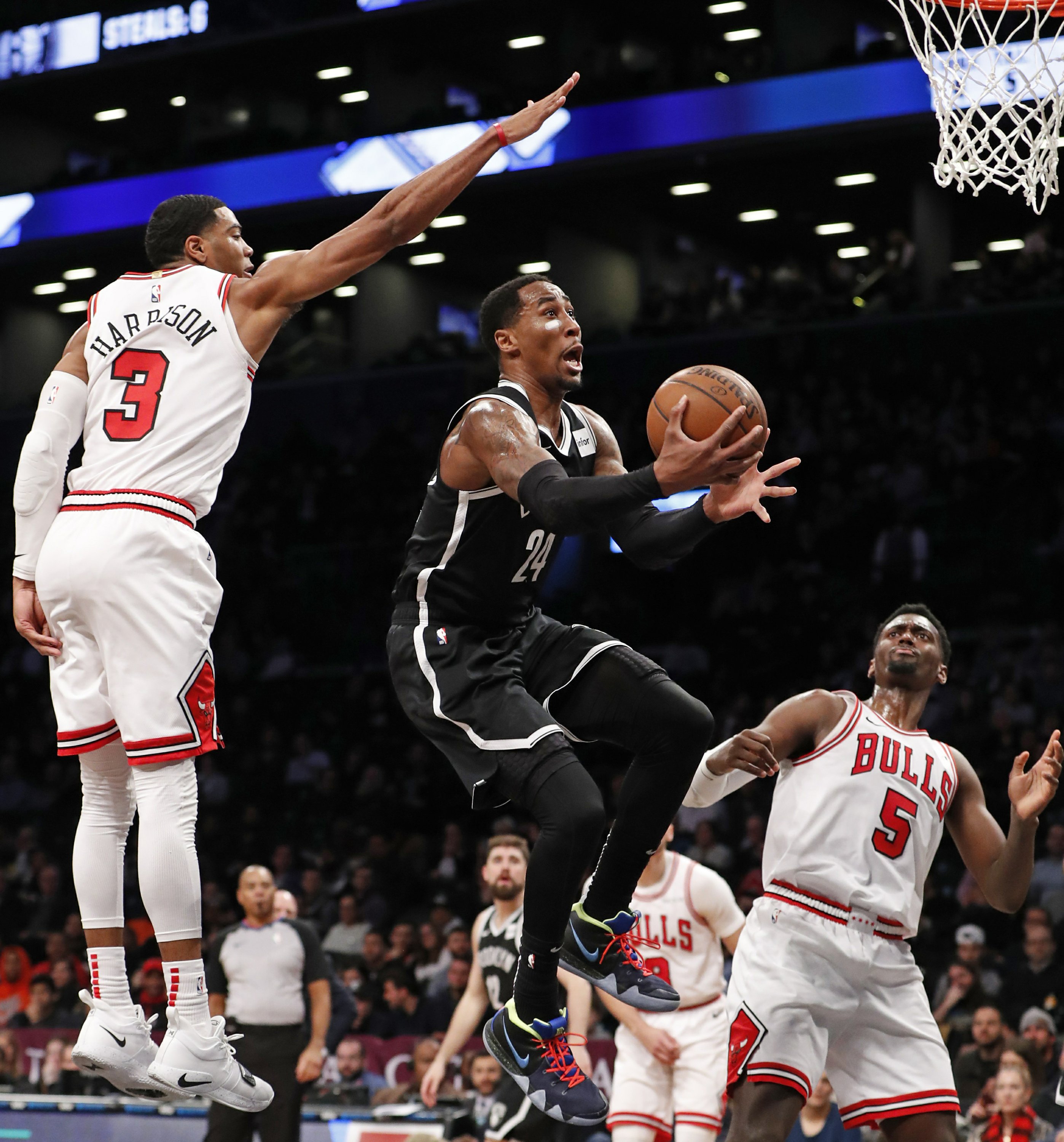 Russell anota 30 y Nets ganan 122-117 a Bulls | AP News