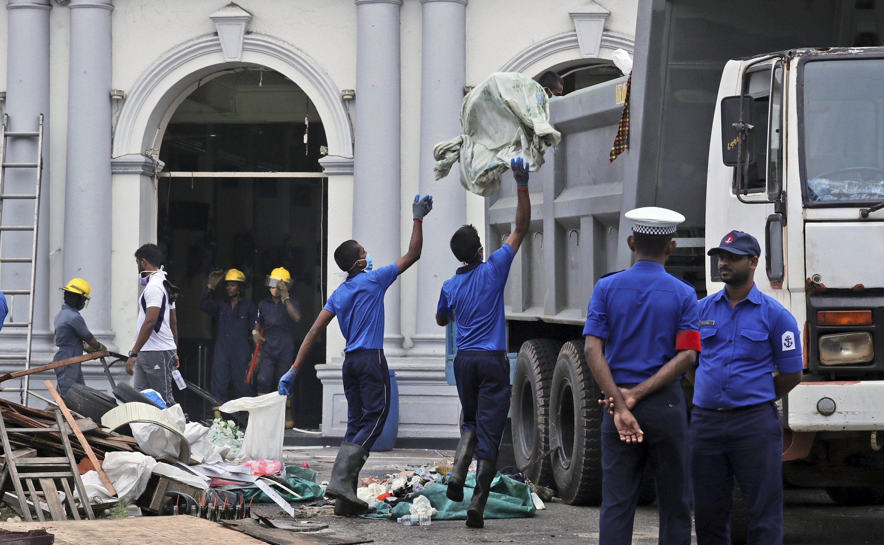 Sri Lanka militants set off bombs during raid, killing 15 | AP News